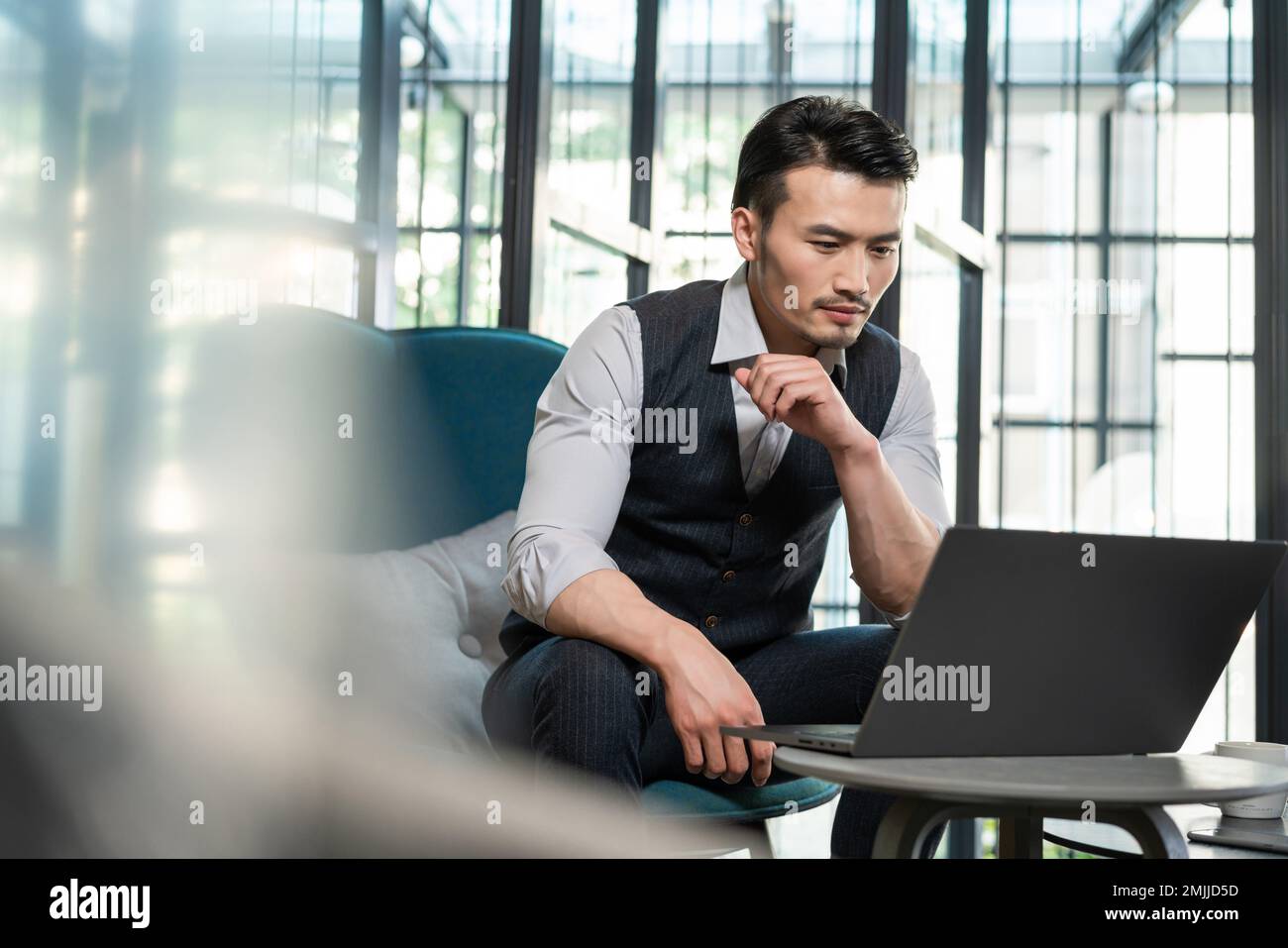 Business men to use the computer Stock Photo - Alamy