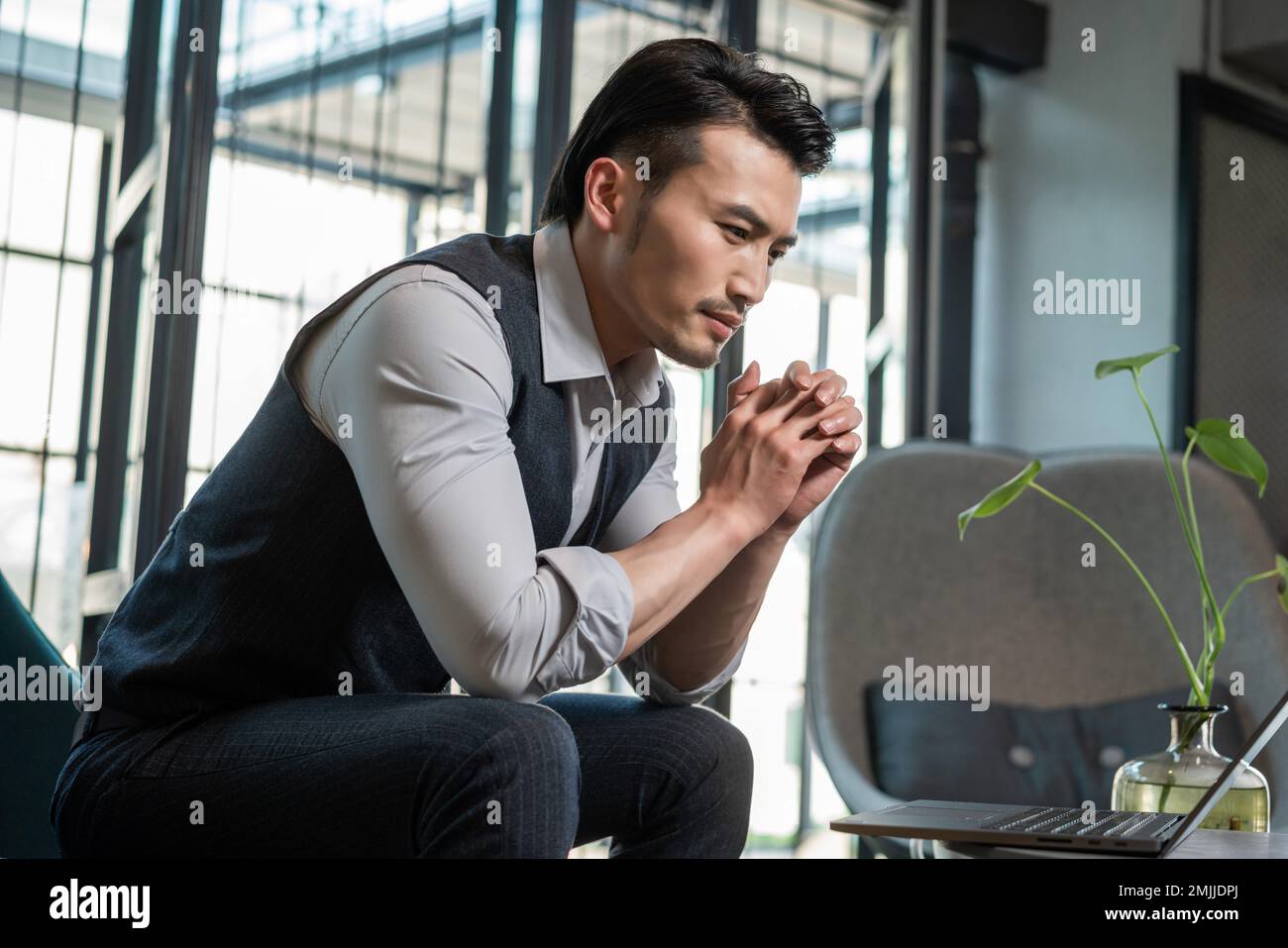 Business men to use the computer Stock Photo - Alamy