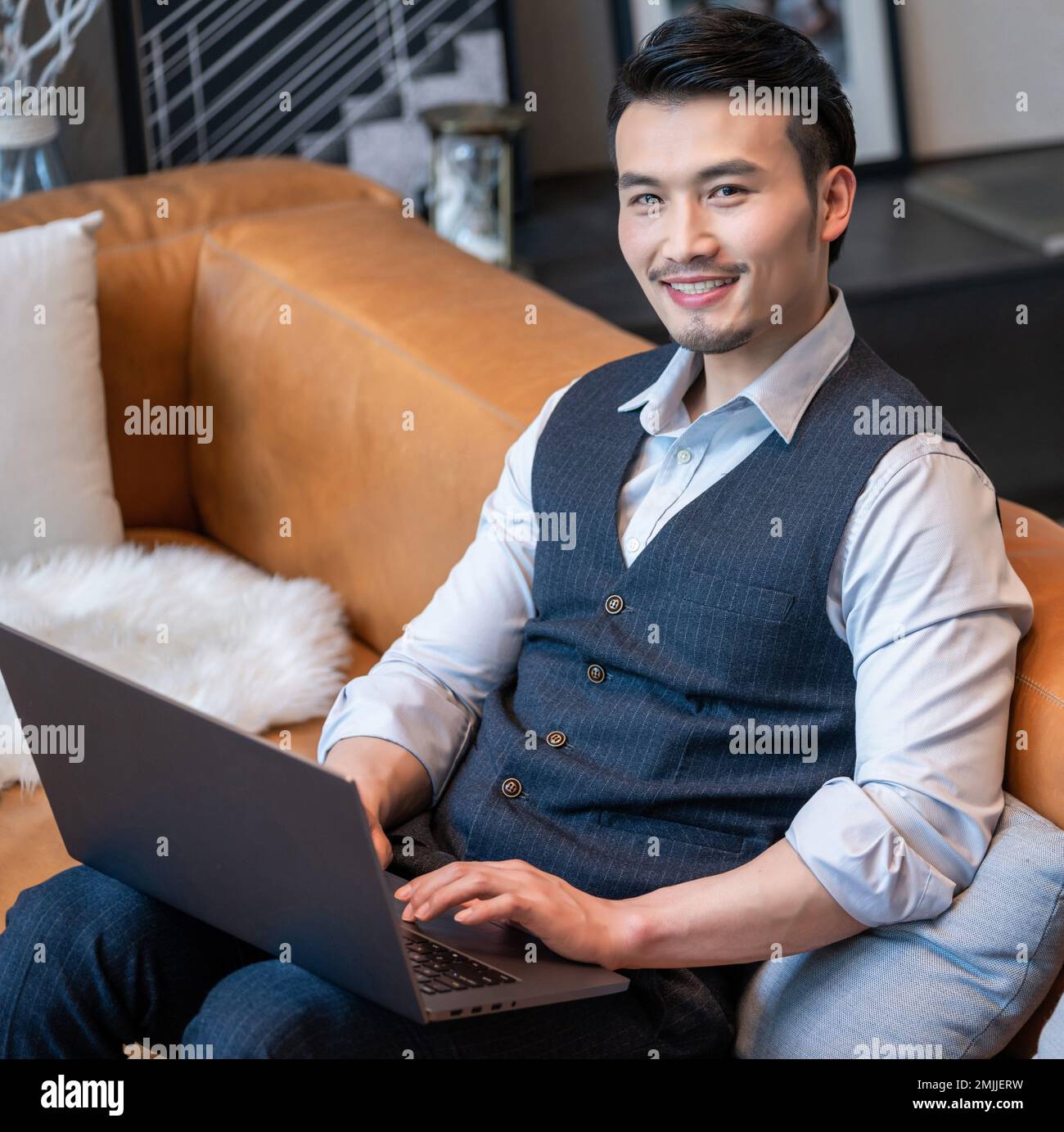 Business men to use the computer Stock Photo - Alamy