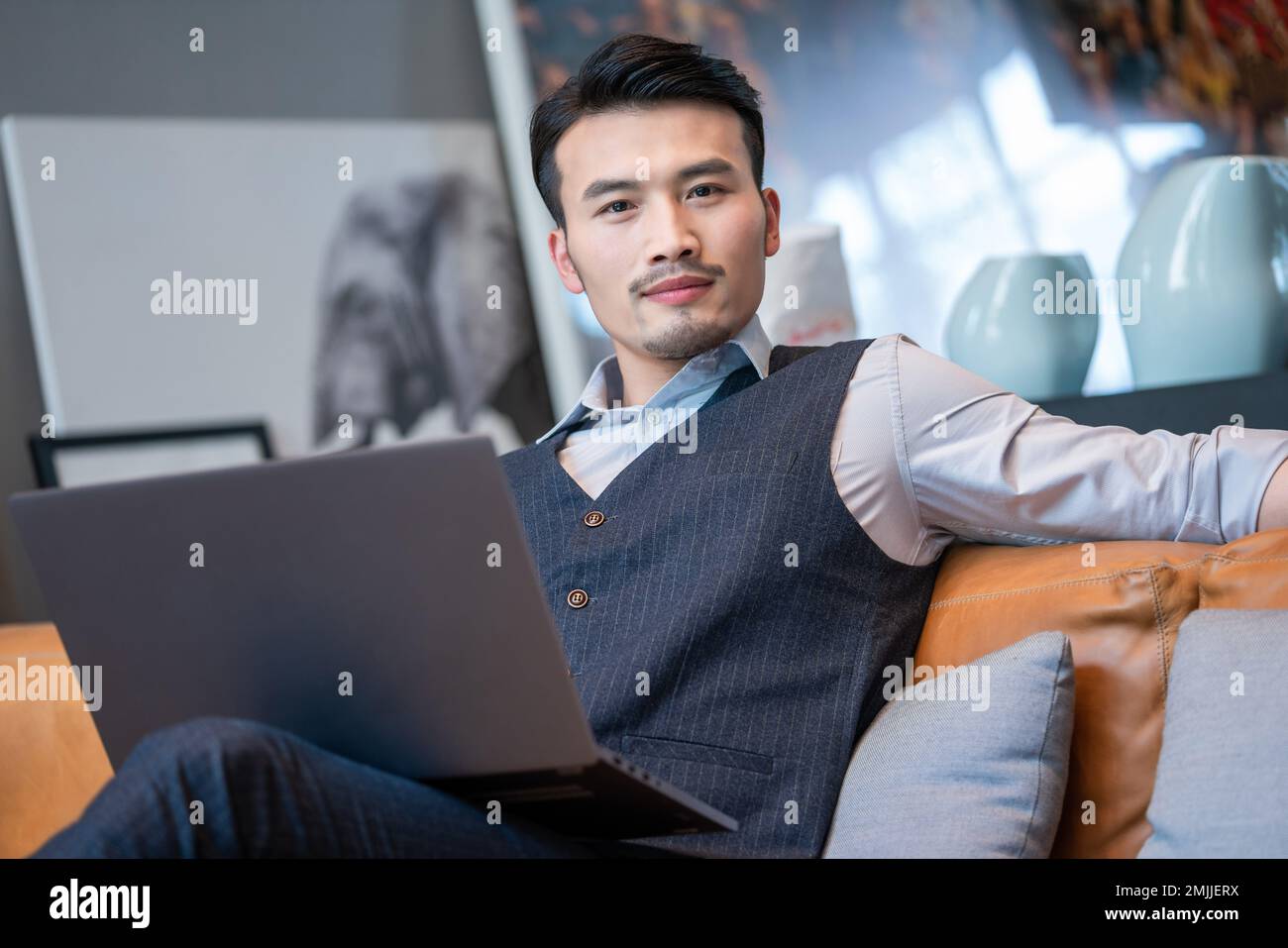 Business men to use the computer Stock Photo - Alamy