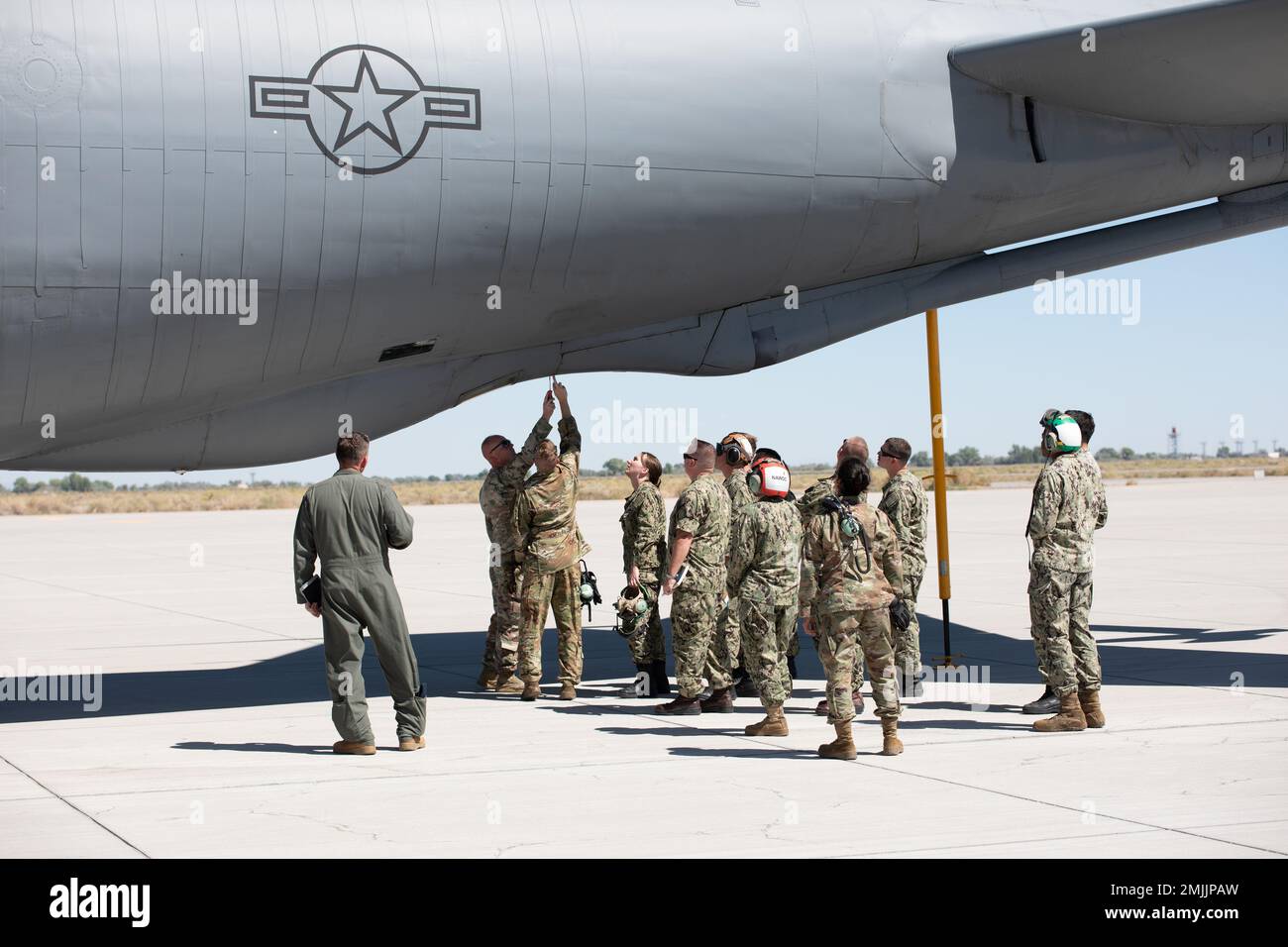 Maintainers from the 151st Air Refueling Wing train Sailors assigned ...