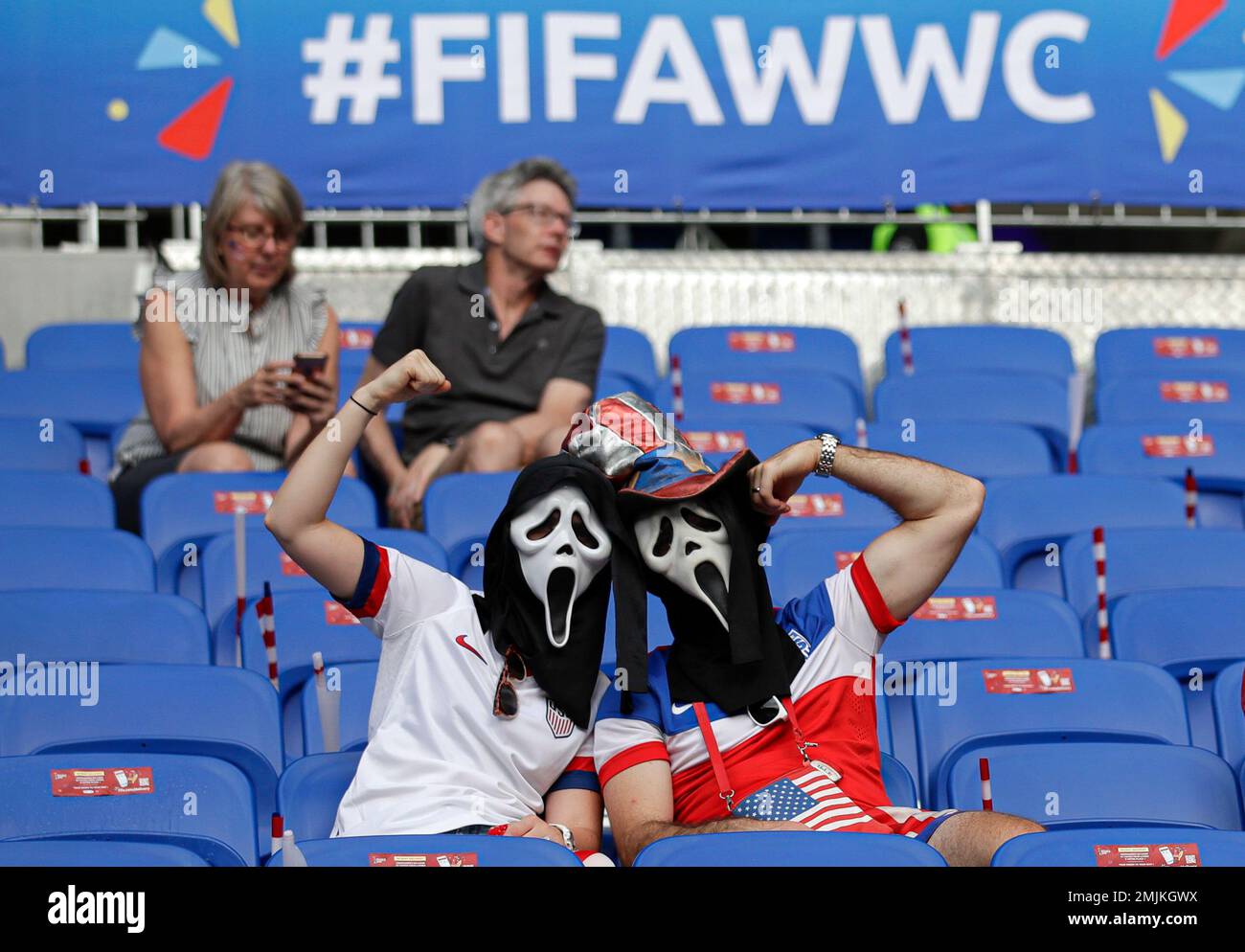 United States' fans pose wearing masks before the Women's World Cup ...
