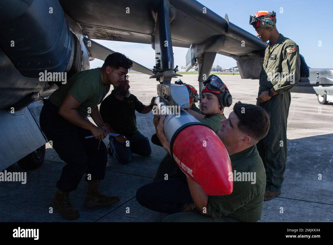 Aim 120a missile hi-res stock photography and images - Alamy