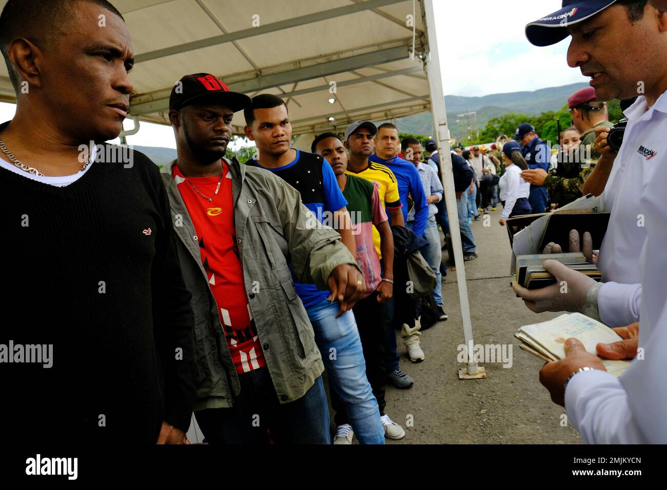 Colombian citizens being deported from Venezuela cross the Simon ...