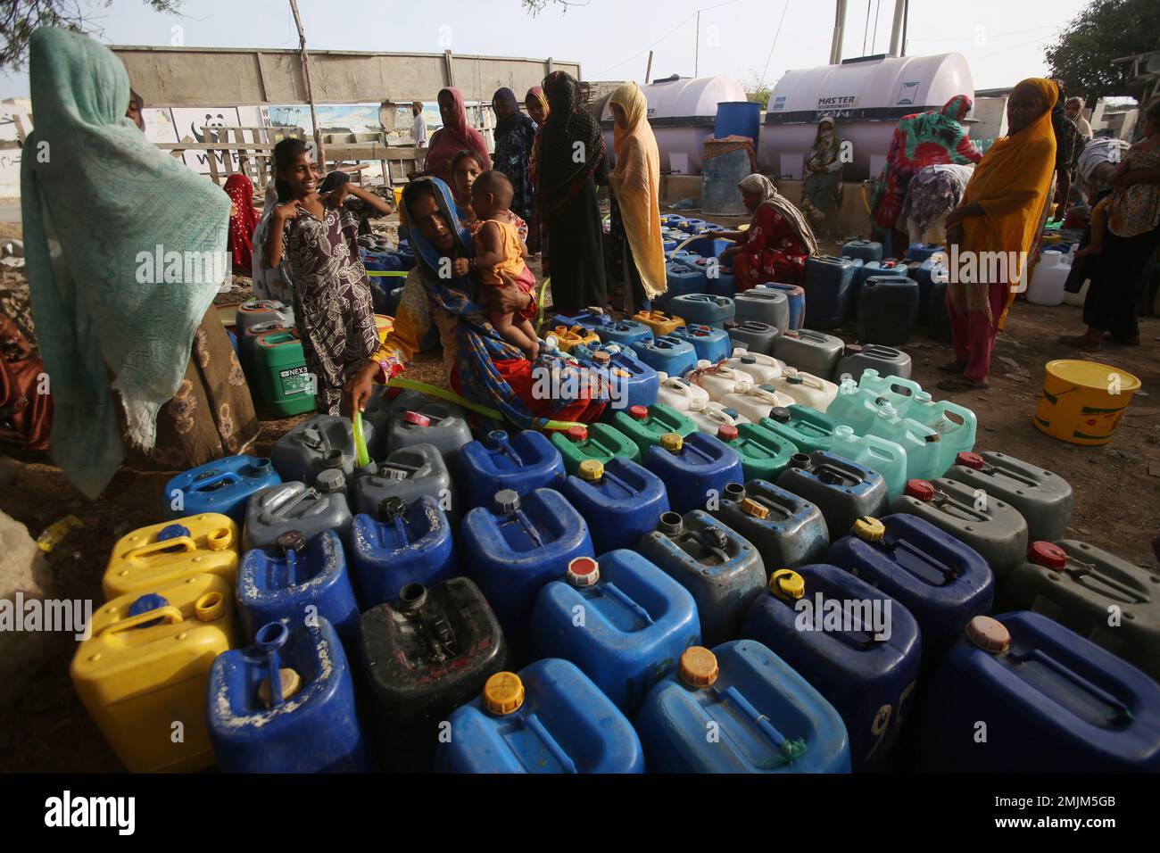 Pakistani women fill clean water for their consumption in Karachi ...