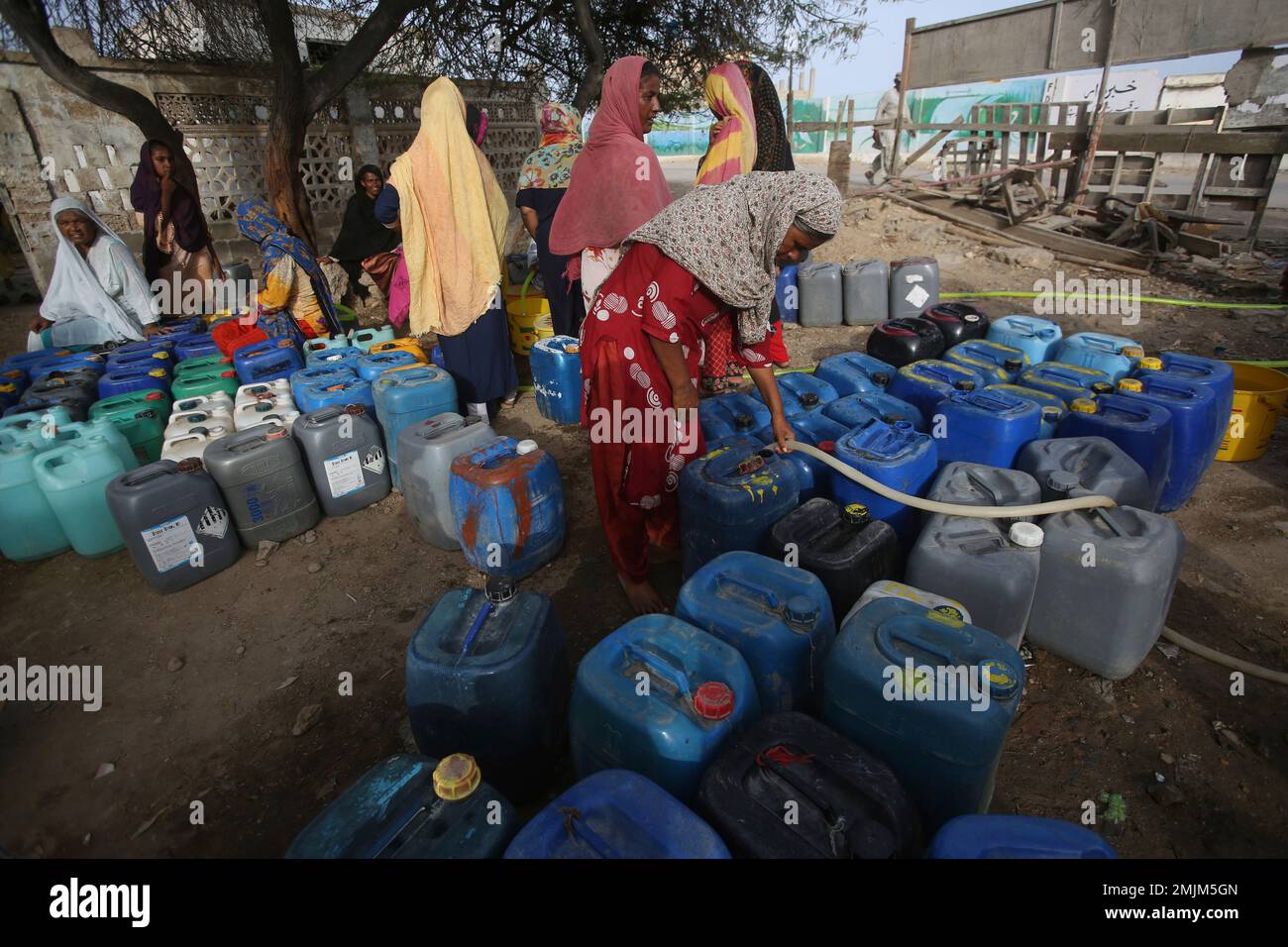 Pakistani women fill clean water for their consumption in Karachi ...