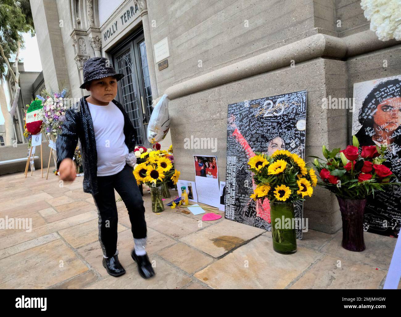 Super fan Dominic Lendo dances in front of Michael Jackson's mausoleum ...