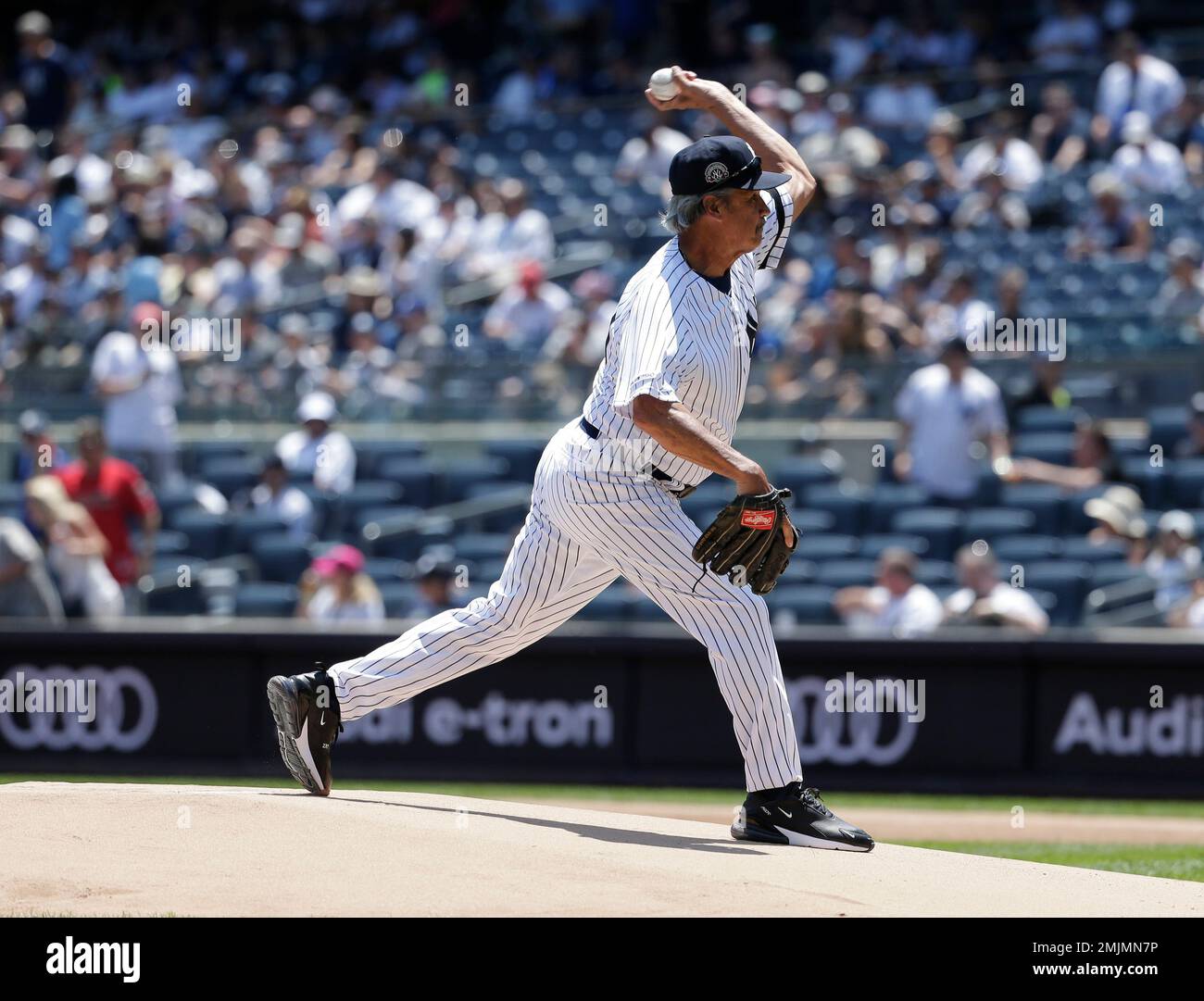 Former New York Yankee Ron Guidry pitches during Old Timer's Day at ...