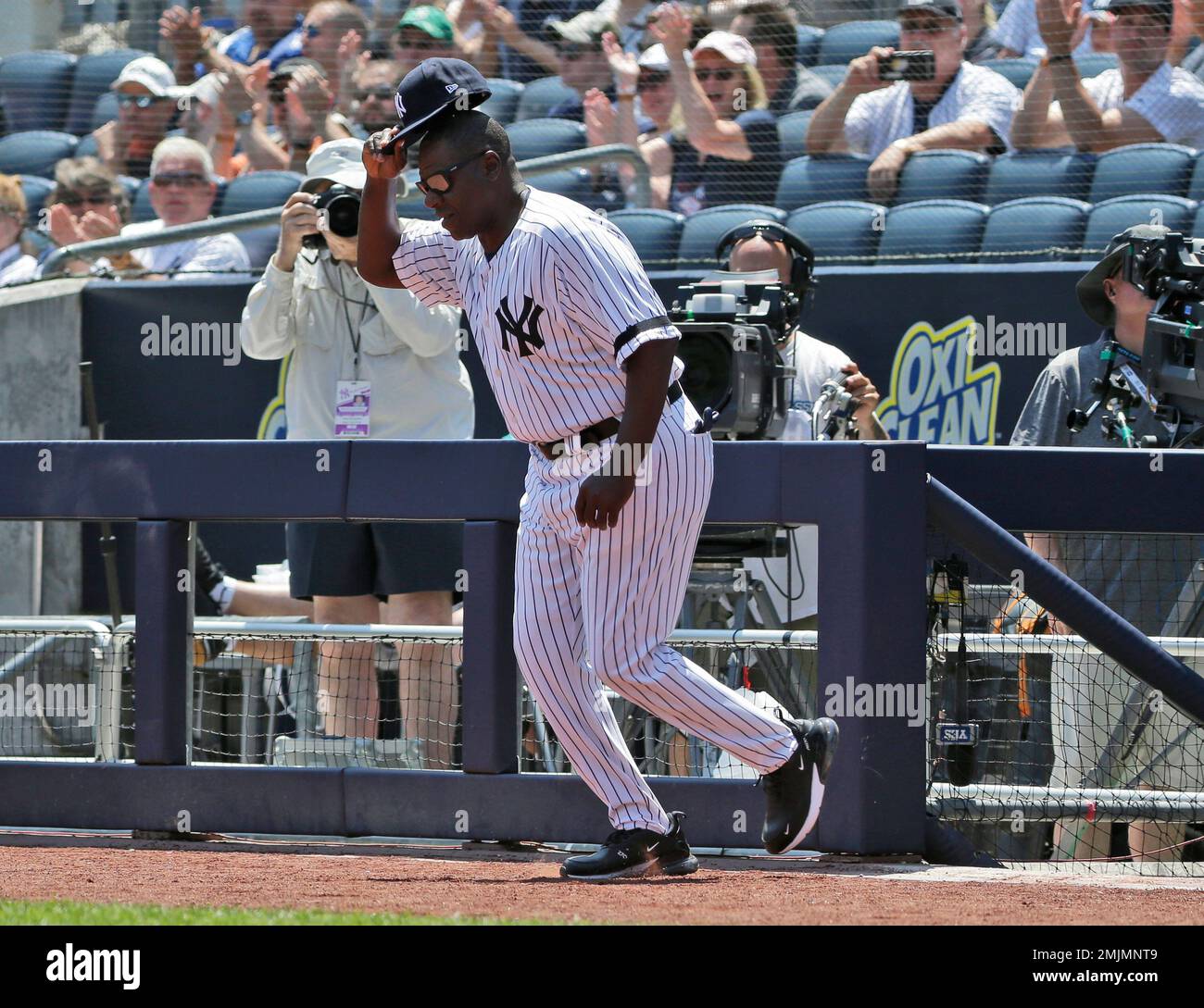 Former New York Yankee Charlie Hayes is introduced during Old Timer's ...