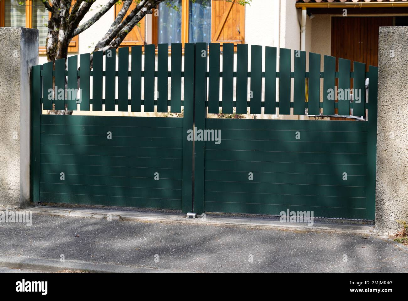 green portal design metal aluminum gate of modern house Stock Photo - Alamy