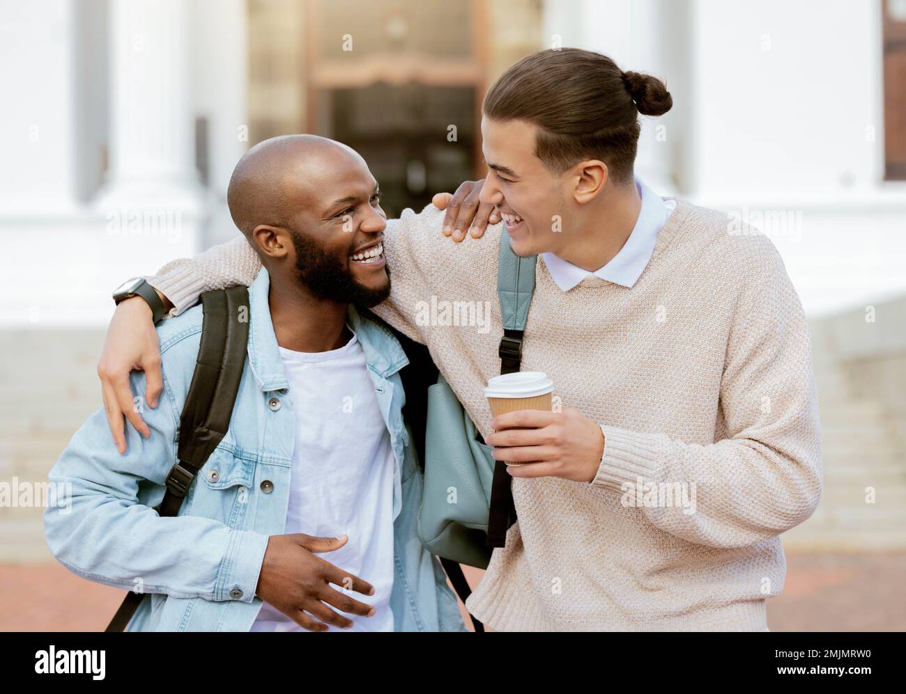 College students campus talk hi-res stock photography and images - Alamy