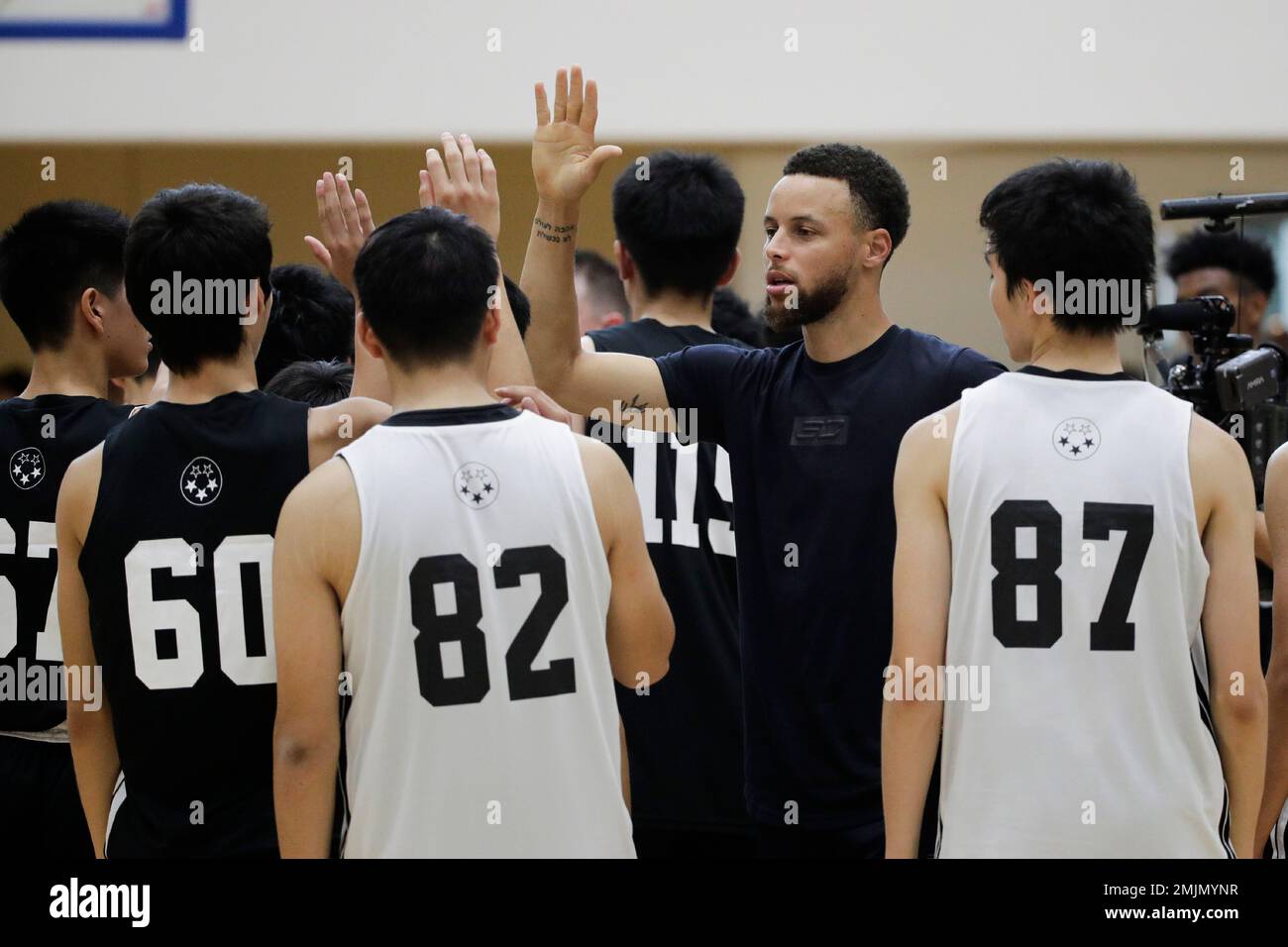 Golden State Warriors' Stephen Curry, second from right, high-fives ...