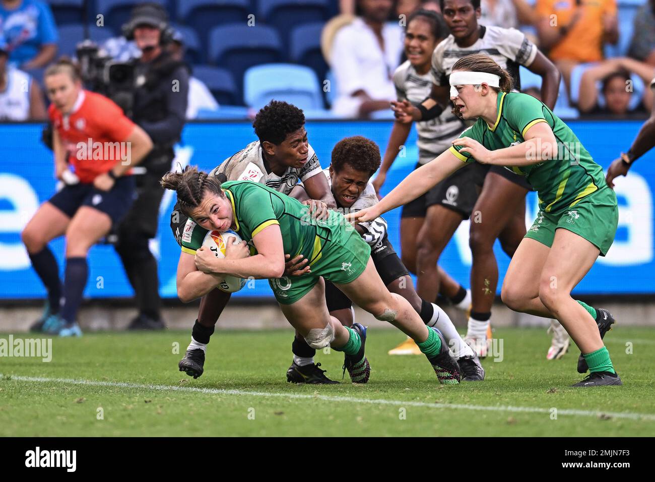 Eve Higgins of Ireland scores a try during the HSBC Sydney Sevens women ...
