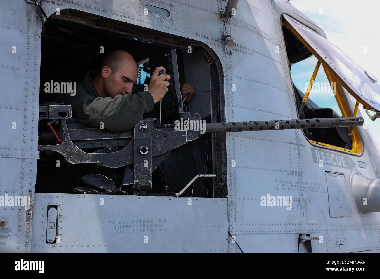 A CH-53E Super Stallion crew chief with Marine Heavy Helicopter ...