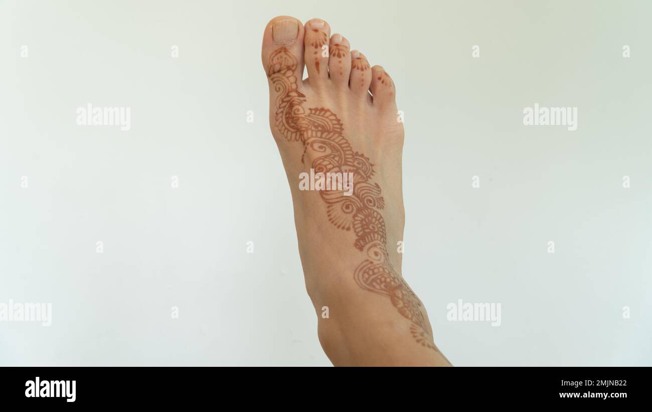 Henna drawing on the leg, Mehendi tattoo Stock Photo - Alamy