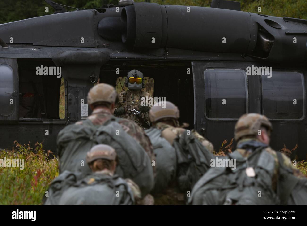 An Alaska Army National Guard UH-60 Black Hawk transports Airmen and ...