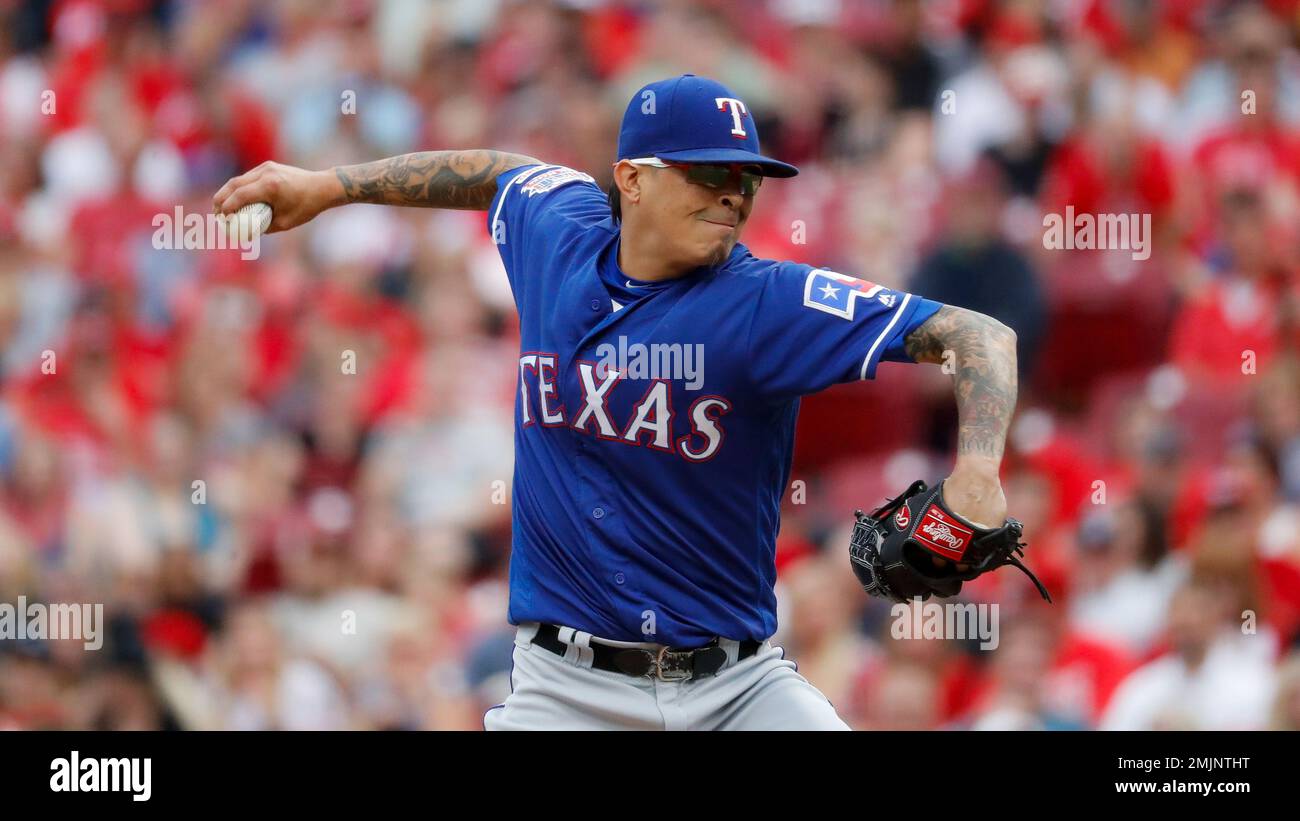 Texas Rangers starting pitcher Jesse Chavez throws in the first inning ...