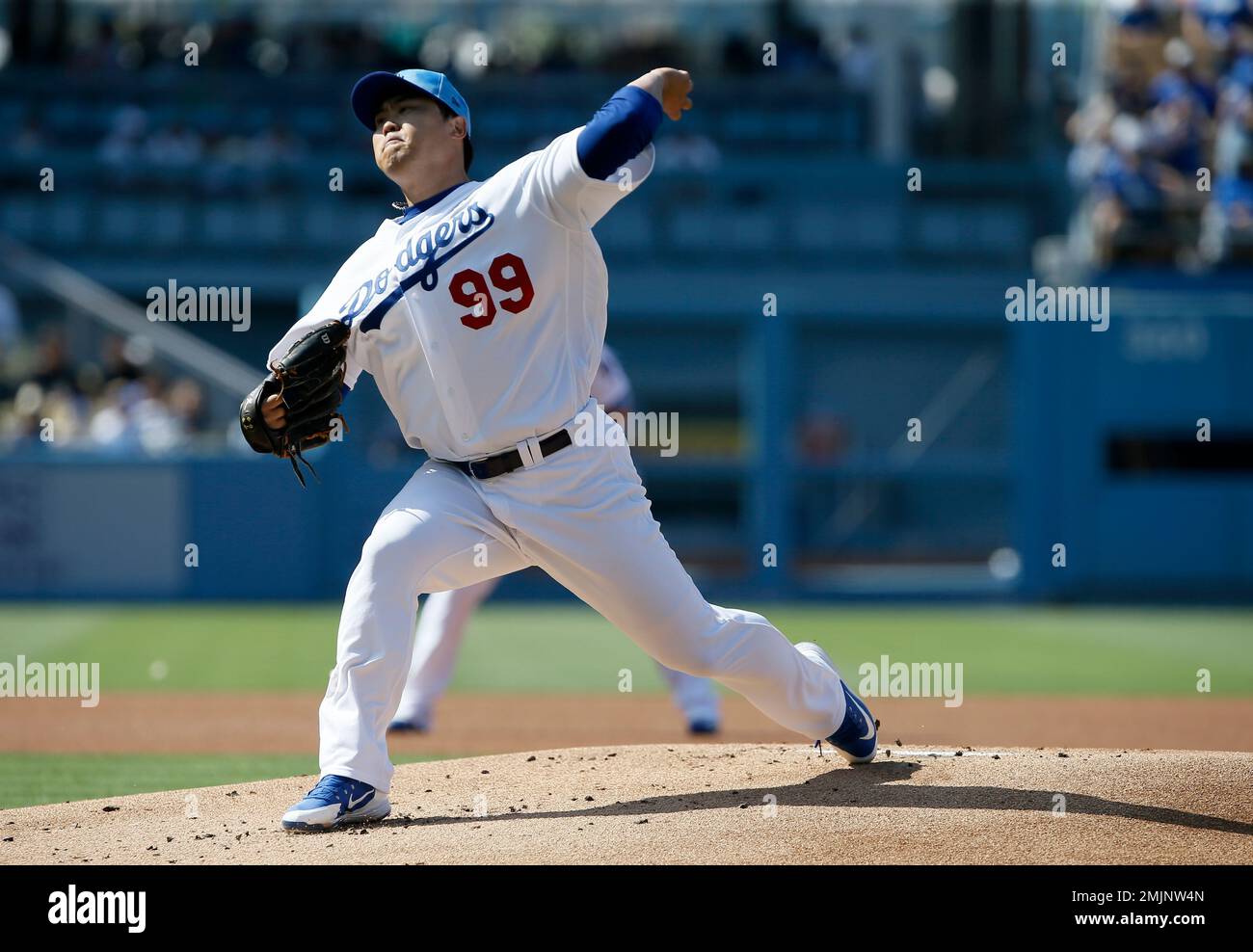 Los Angeles Dodgers starting pitcher Hyun-Jin Ryu throws to a Chicago ...