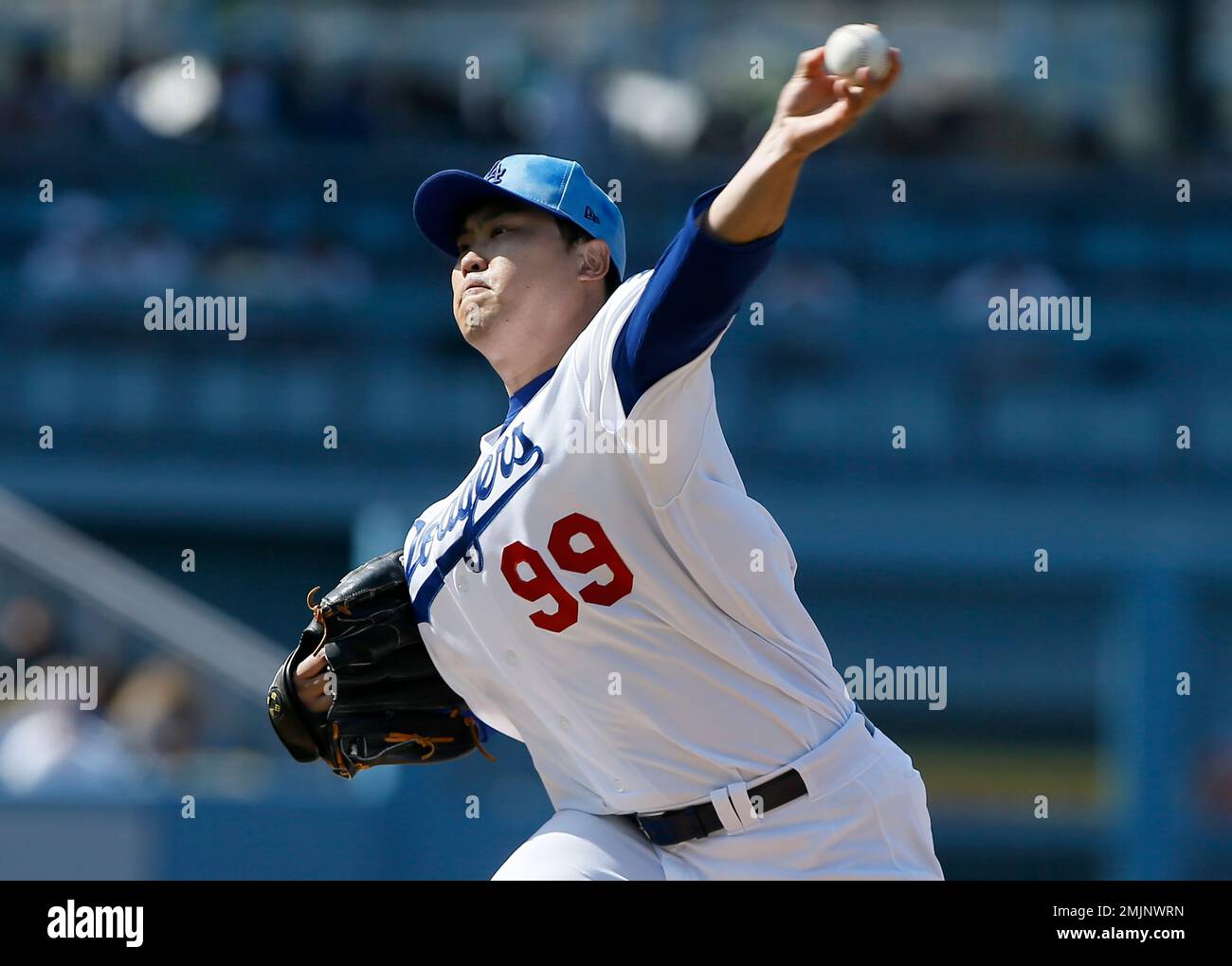 Los Angeles Dodgers starting pitcher Hyun-Jin Ryu throws to a Chicago ...