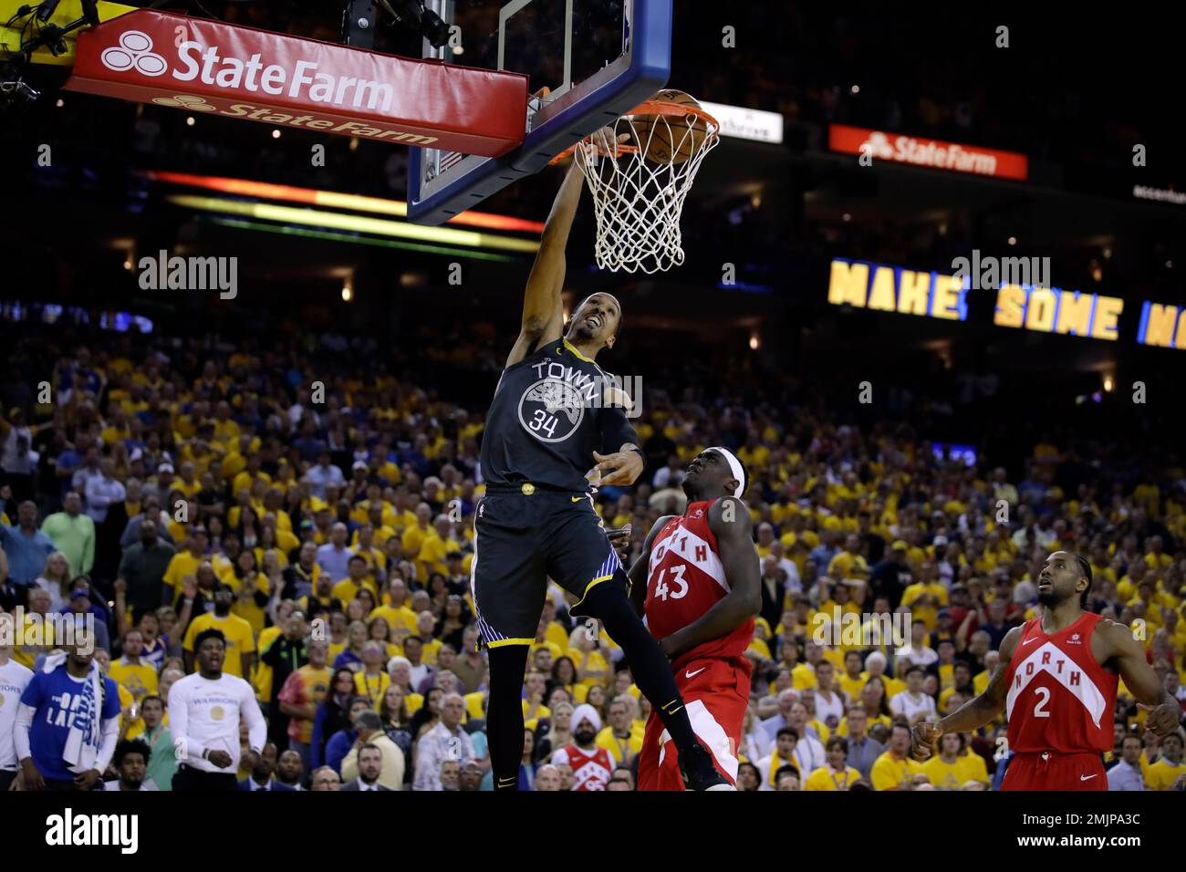 Golden State Warriors guard Shaun Livingston (34) dunks over Toronto ...