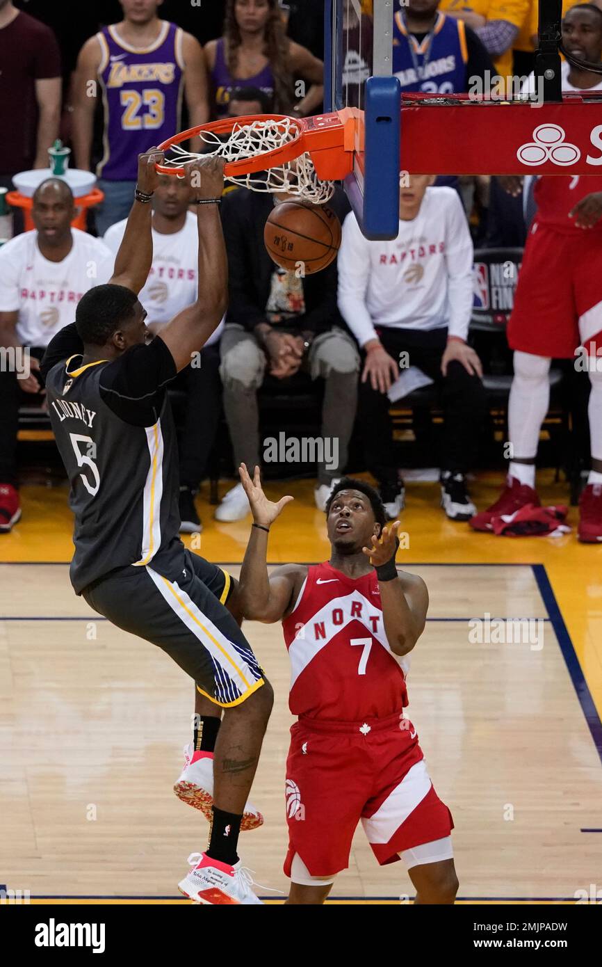 Golden State Warriors center Kevon Looney (5) dunks over Toronto ...