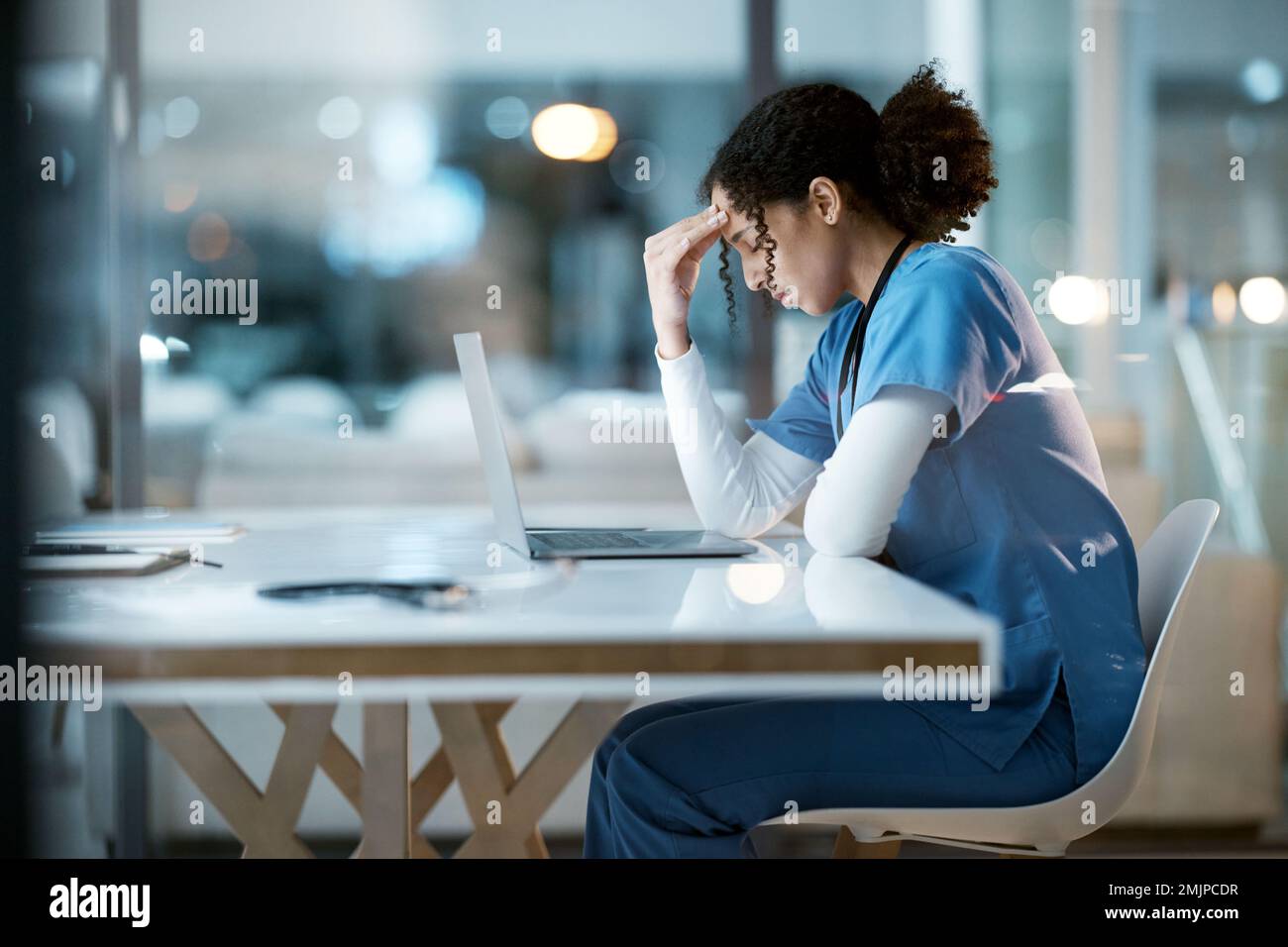 Female doctor night shift hi-res stock photography and images - Alamy