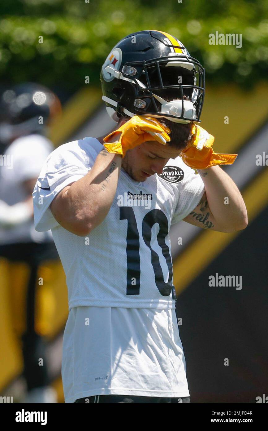 Pittsburgh Steelers wide receiver Ryan Switzer (10) performs drills ...