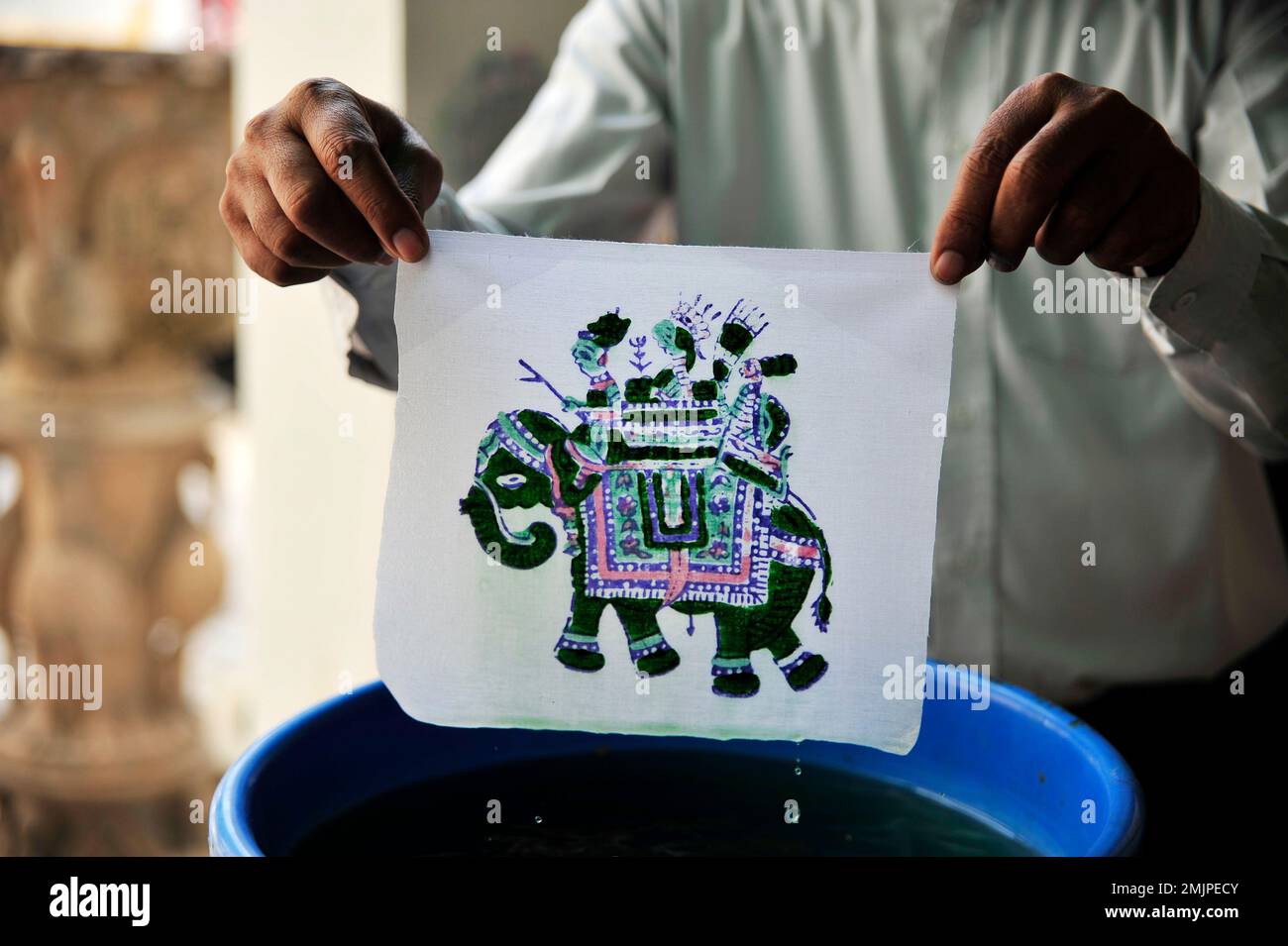 Fabric dyeing demonstration using stamp in an Indian factory - Jaipur ...