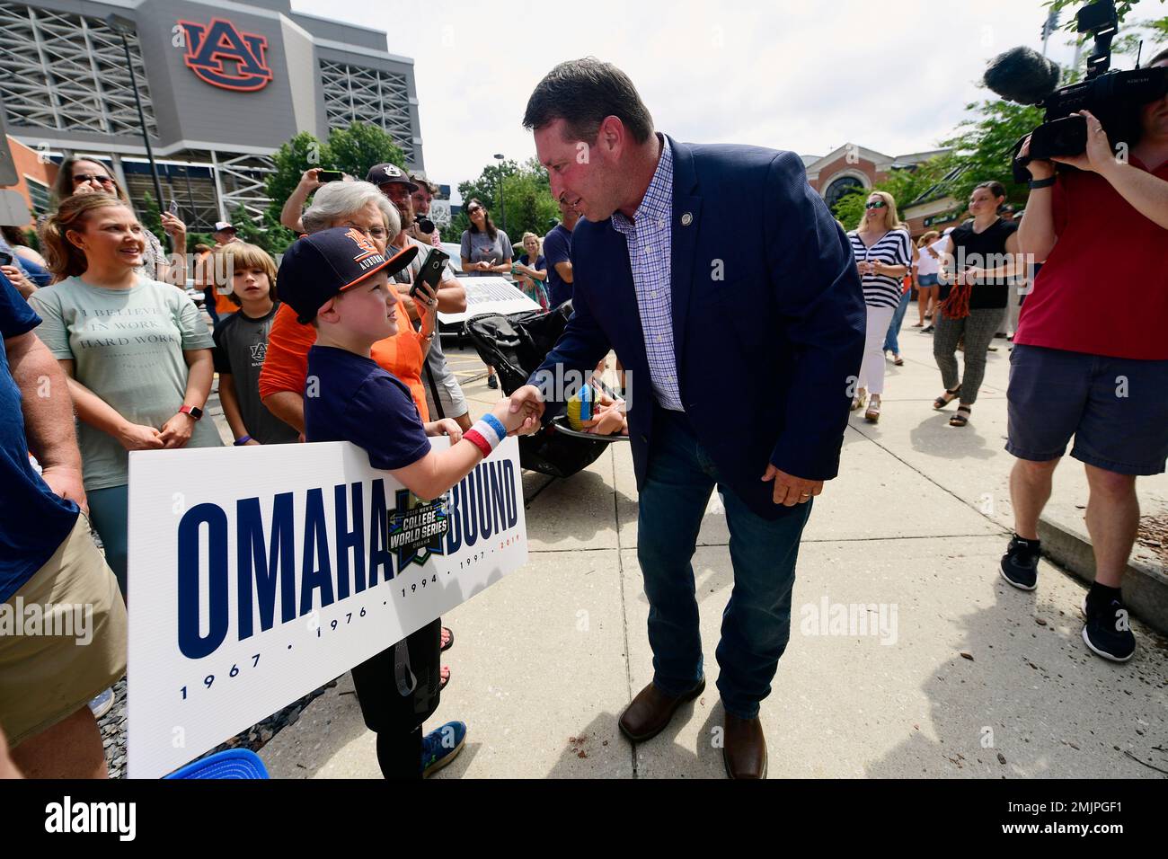 Auburn NCAA college baseball coach Butch Thompson shakes hands with ...