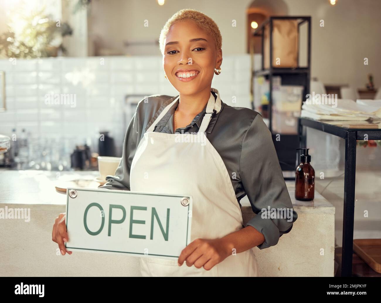Black restaurant employee hi-res stock photography and images - Alamy