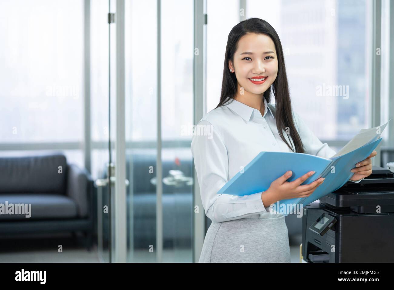 Young business lady use printer Stock Photo - Alamy