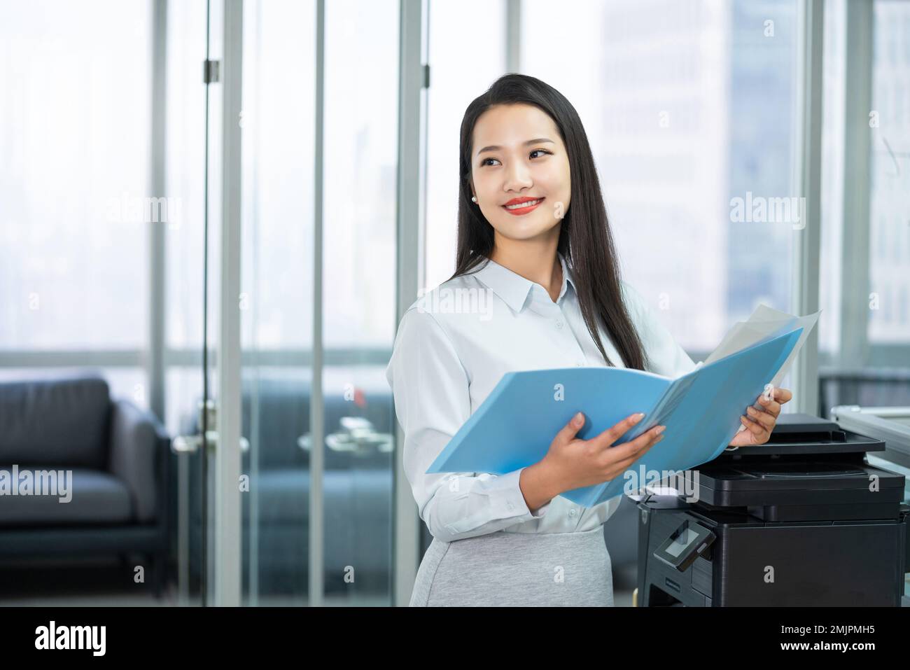 Young business lady use printer Stock Photo - Alamy