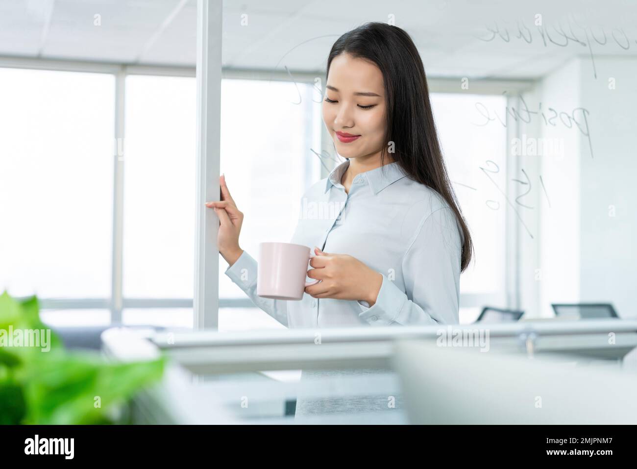 Office workers drink tea and coffee hi-res stock photography and images ...