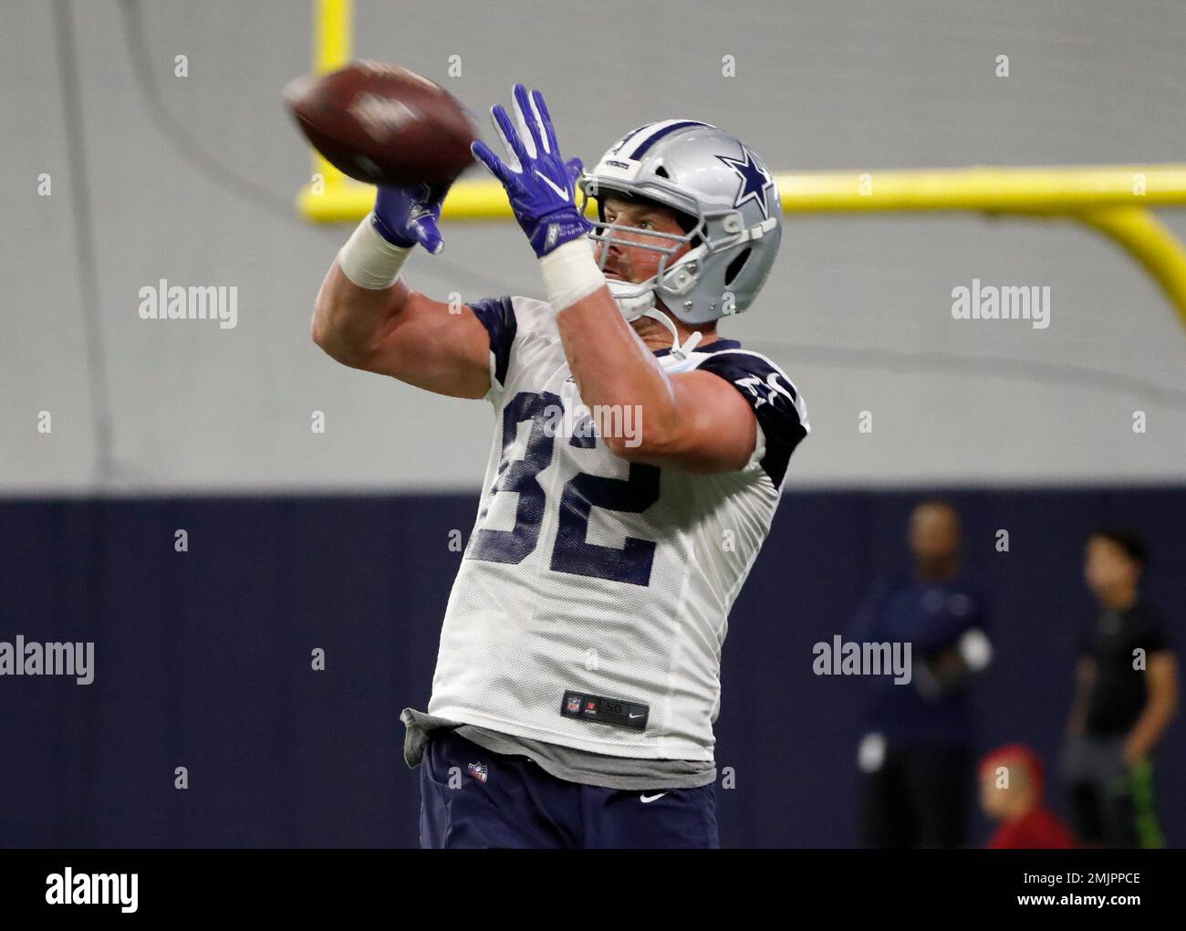 Dallas Cowboys tight end Jason Witten (82) reaches up to make a catch ...