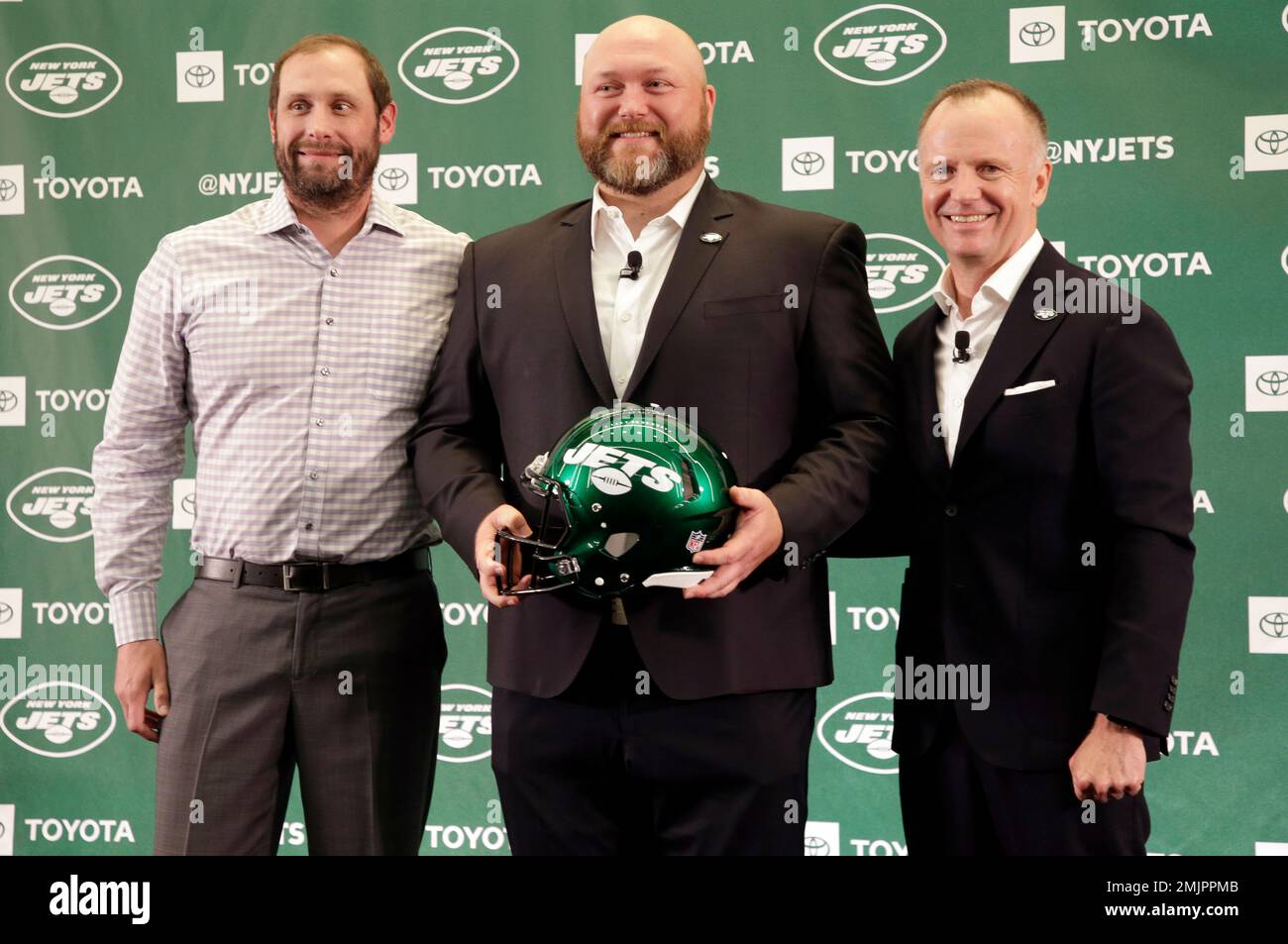 The new New York Jets general manager Joe Douglas, center, poses for a ...