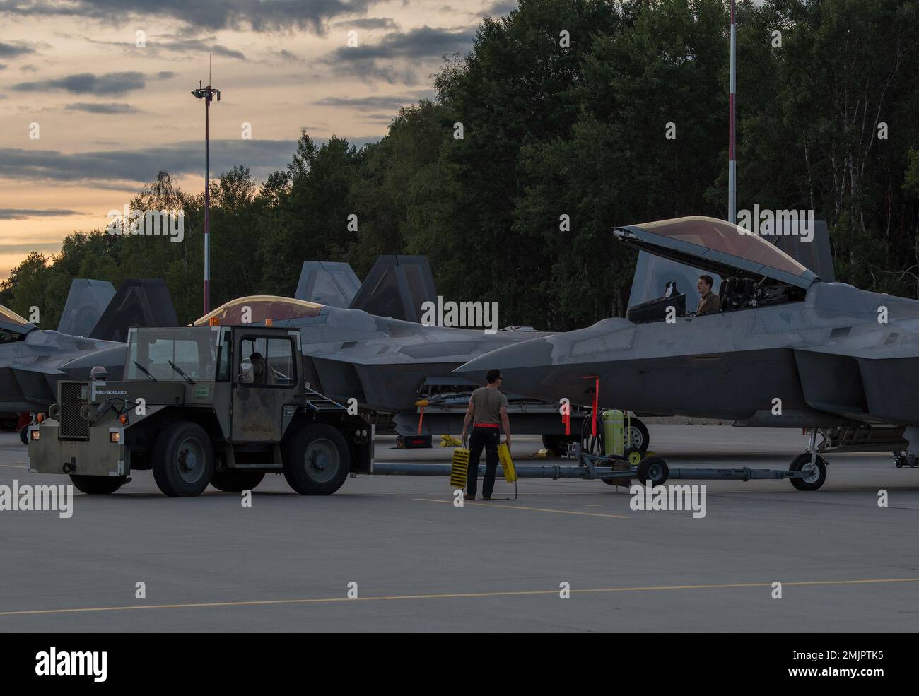 U.S. Air Force maintainers assigned to the 90th Expeditionary Fighter ...