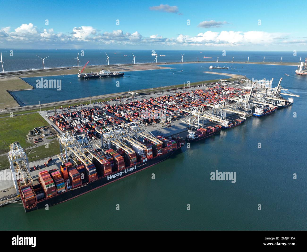 Shipping containers perspective hi-res stock photography and images - Alamy