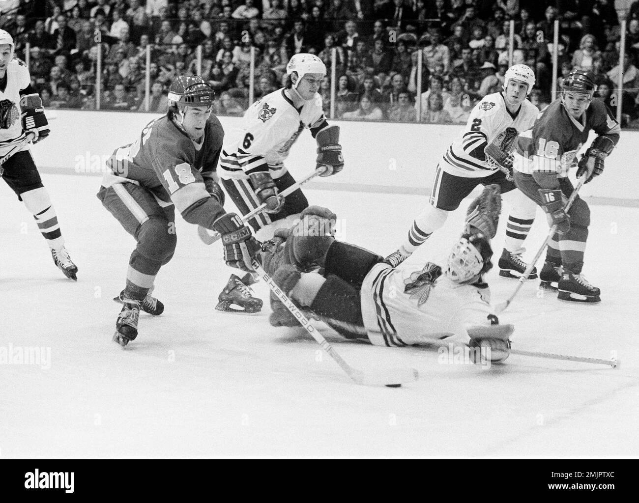 Dave Taylor (18) of the Los Angeles Kings stretches in an attempt to ...