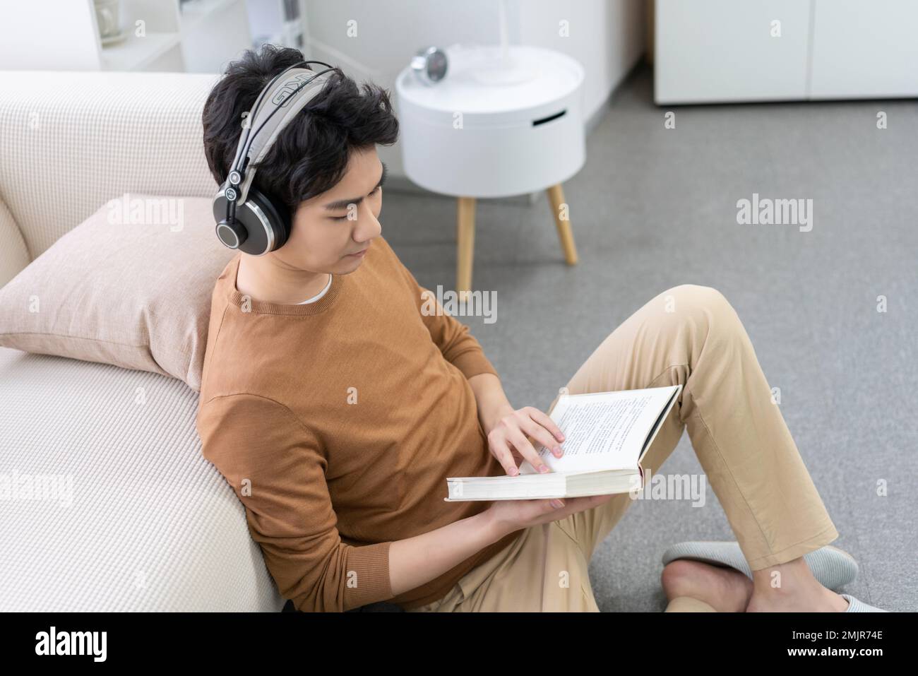 Listen music young men hi-res stock photography and images - Alamy