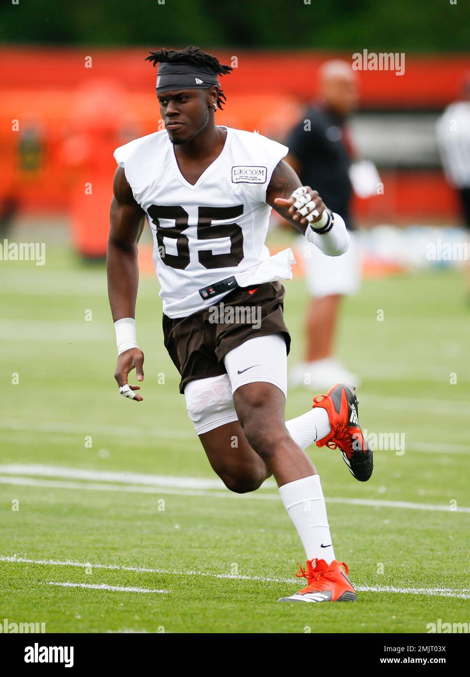 Cleveland Browns tight end David Njoku runs a drill at the team's NFL ...