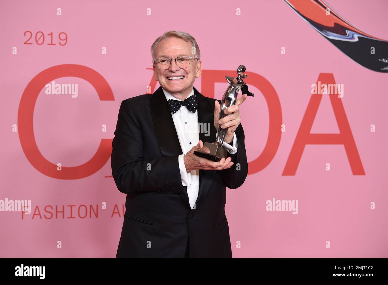 Fashion designer Bob Mackie poses with the Geoffrey Beene lifetime ...
