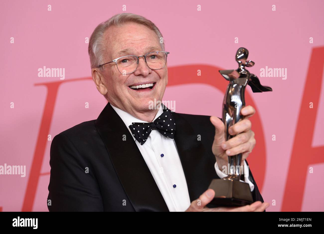 Fashion designer Bob Mackie poses with the Geoffrey Beene lifetime ...