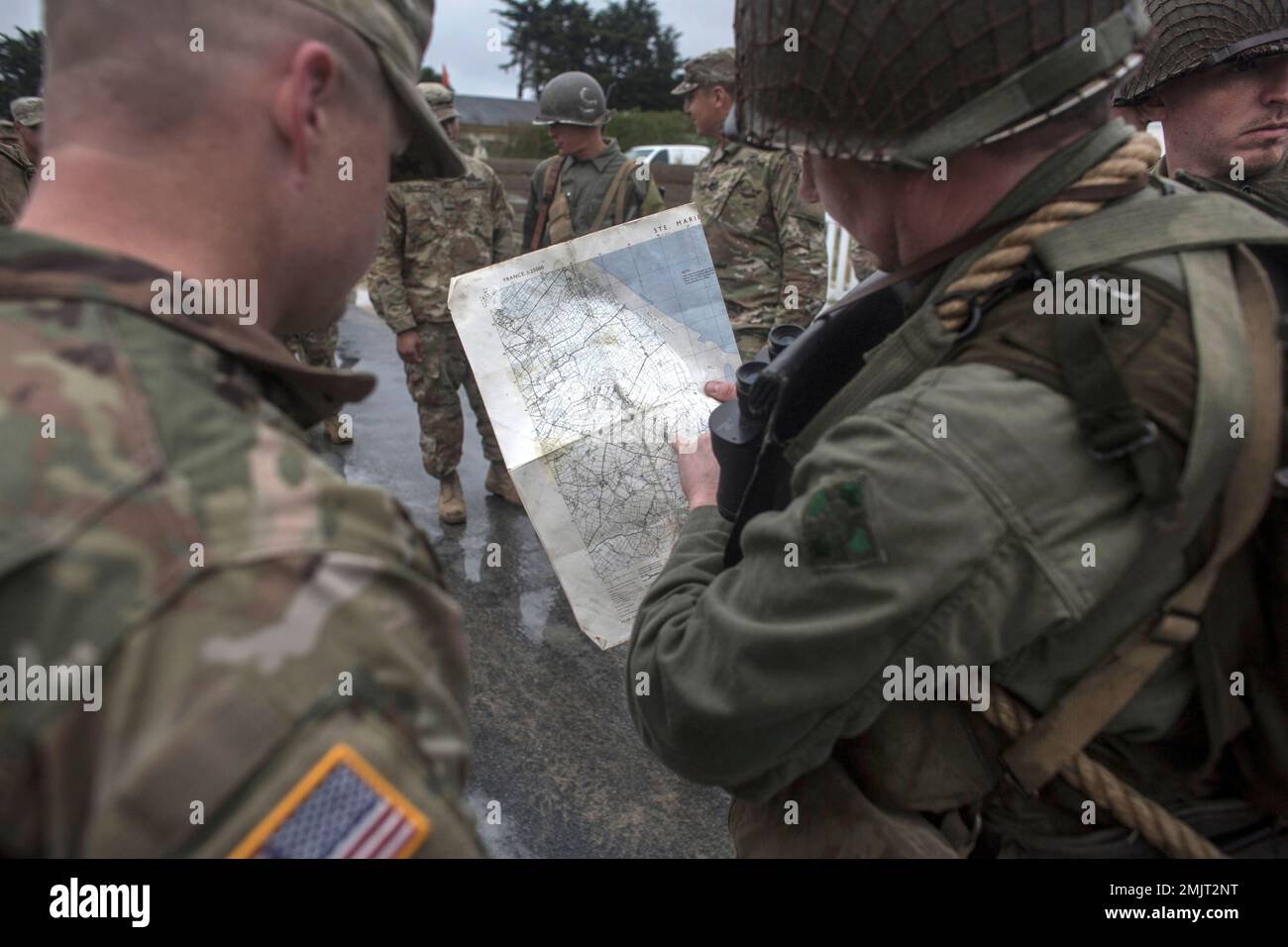 World War II enthusiasts and members of the US Army 4th Infantry ...