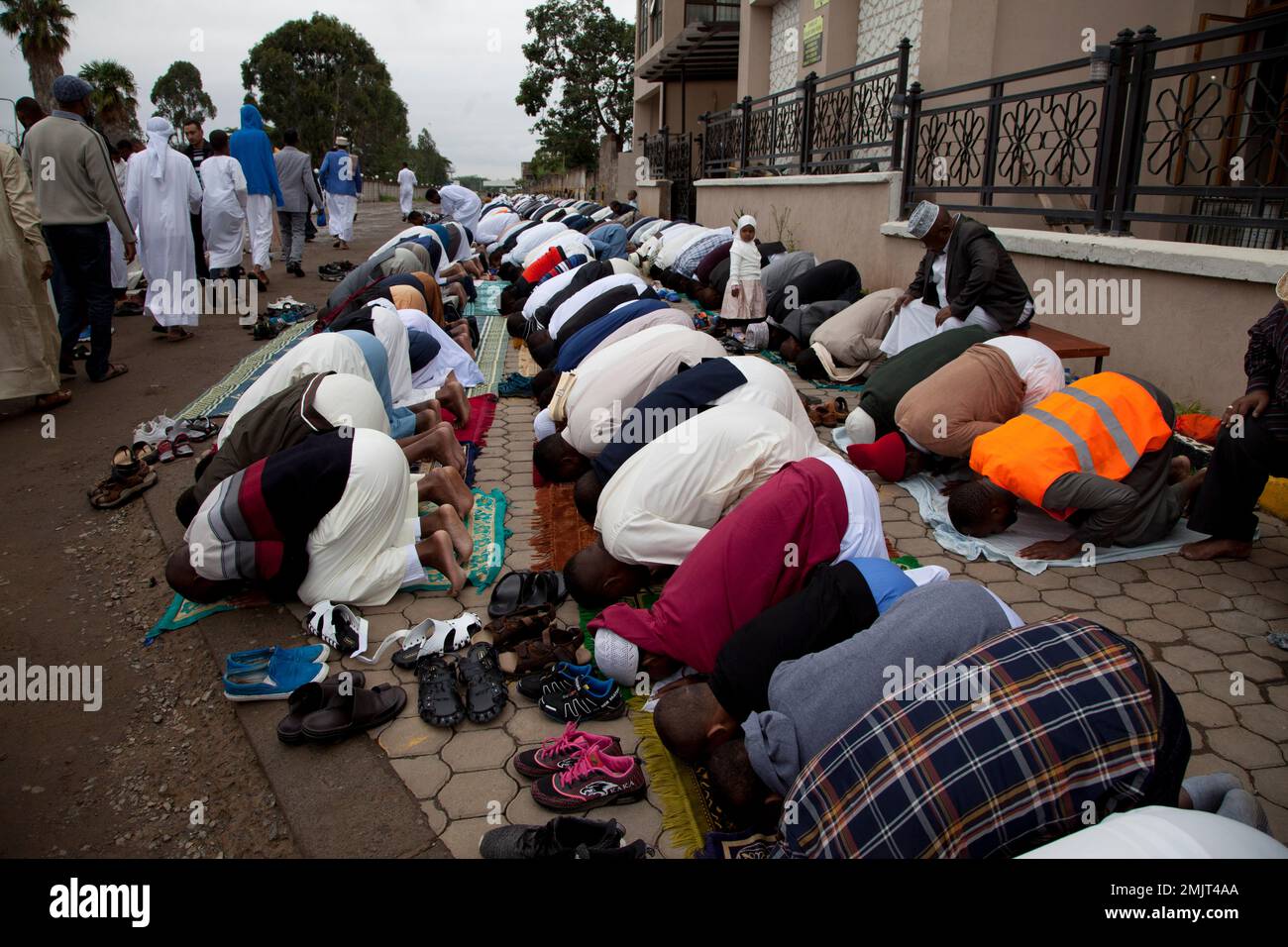 Kenyan Muslims pray outside Masjid As Salaam during the Eid al-Fitr ...