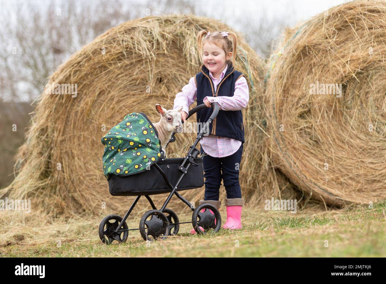 Arley, Worcestershire, UK. 28th Jan, 2023. 3-year-old Myla Mills plays ...
