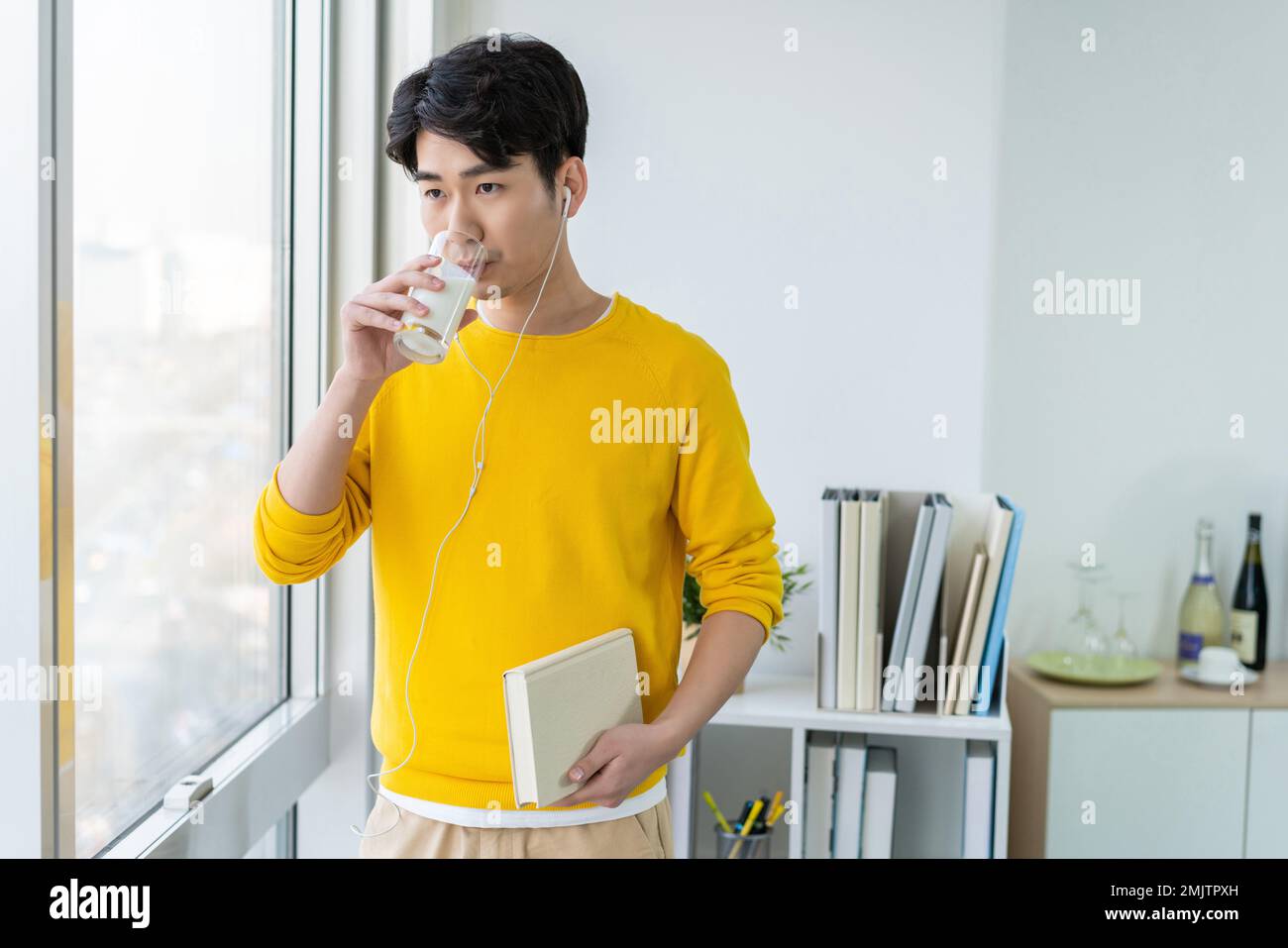 Young men who drink milk Stock Photo - Alamy