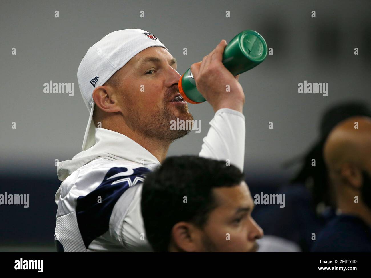 Dallas Cowboys tight end Jason Witten (82) drinks from a Gatorade ...
