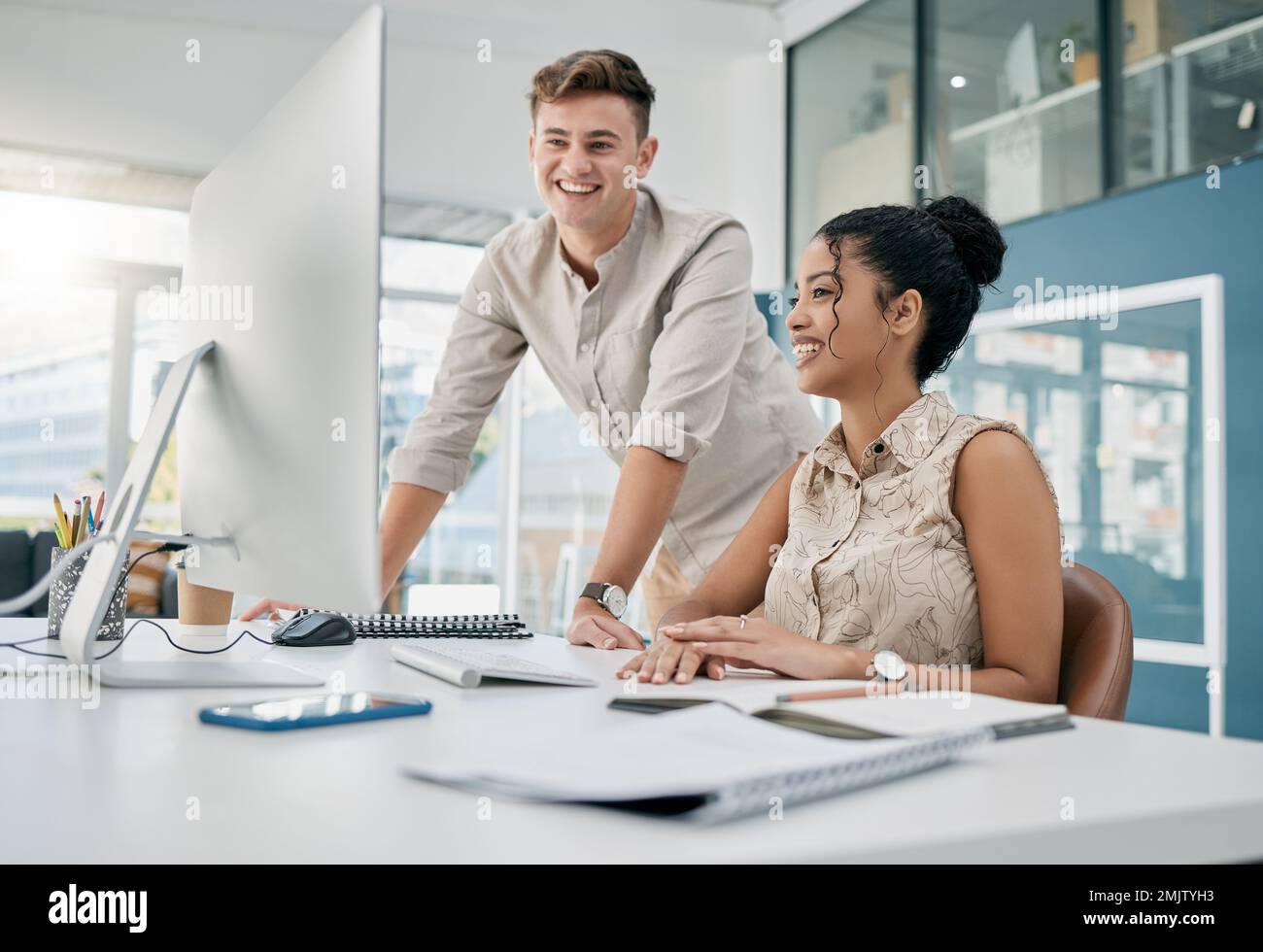Office team and computer hi-res stock photography and images - Alamy