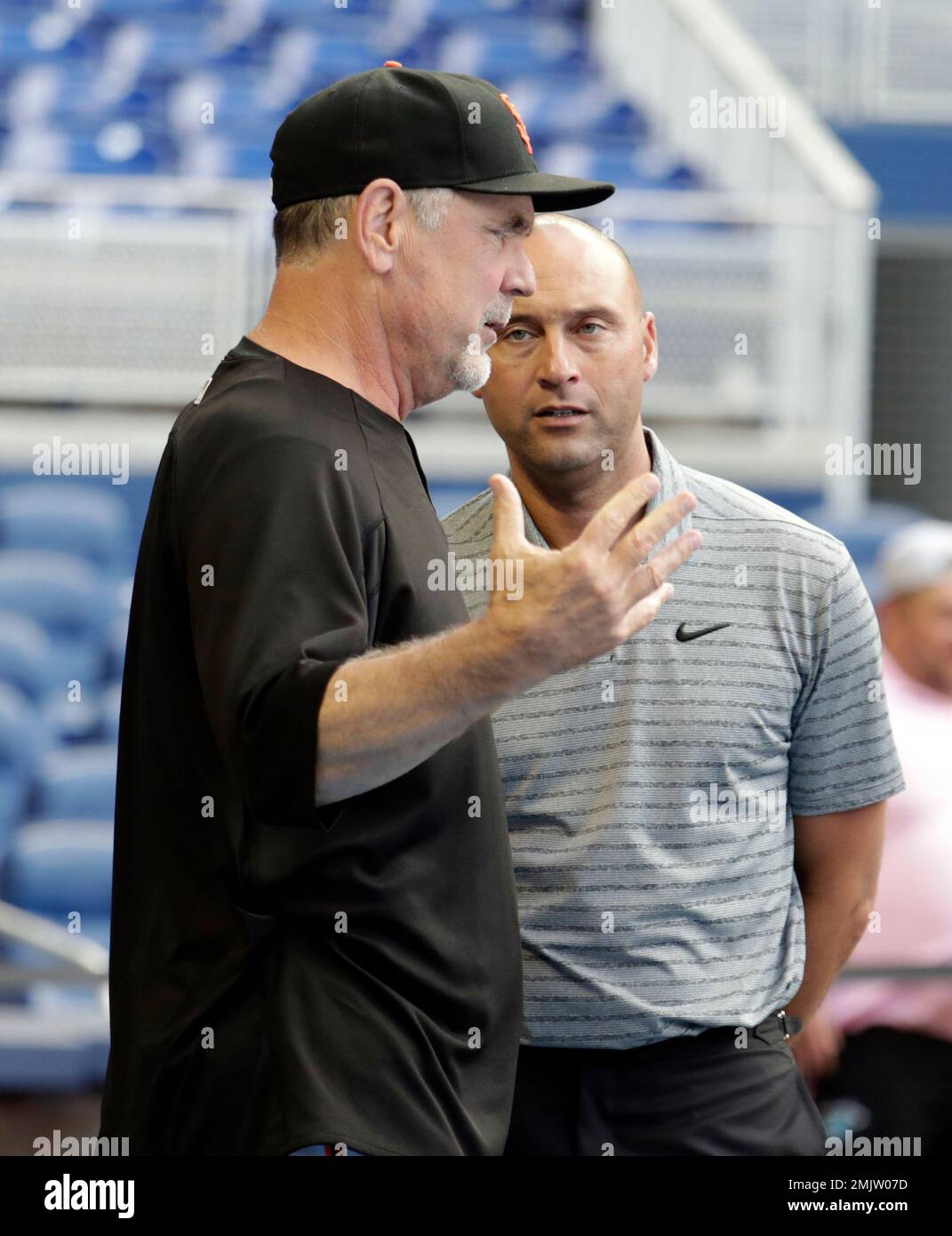 San Francisco Giants manager Bruce Bochy, left, talks with Miami ...