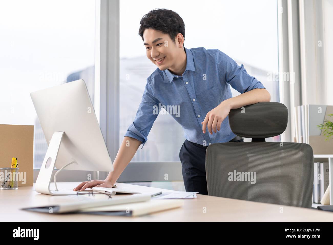 Man bent over work hi-res stock photography and images - Alamy